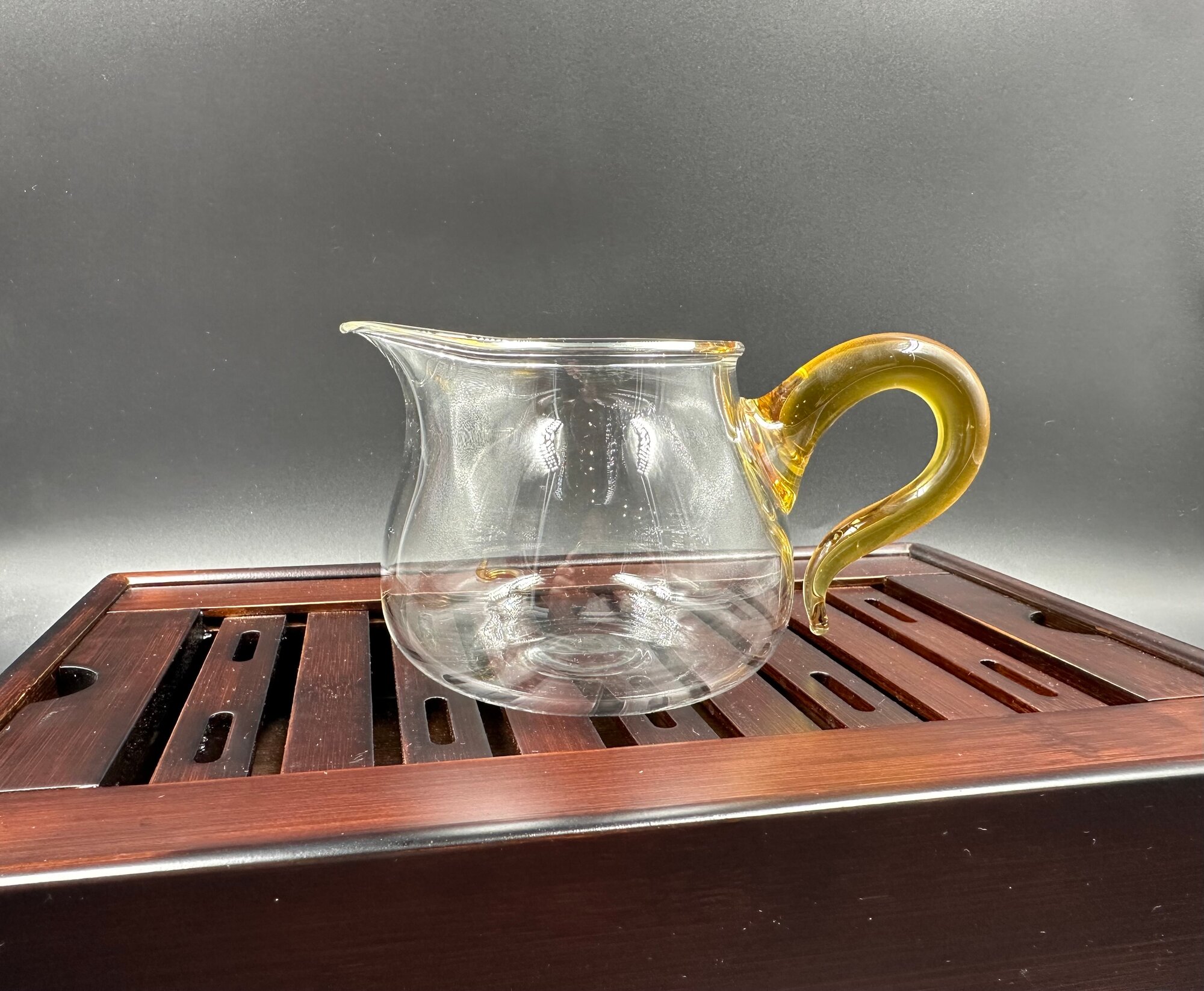 Чахай сливник для чайной церемонии, 350мл. Элегантная жёлтая ручка