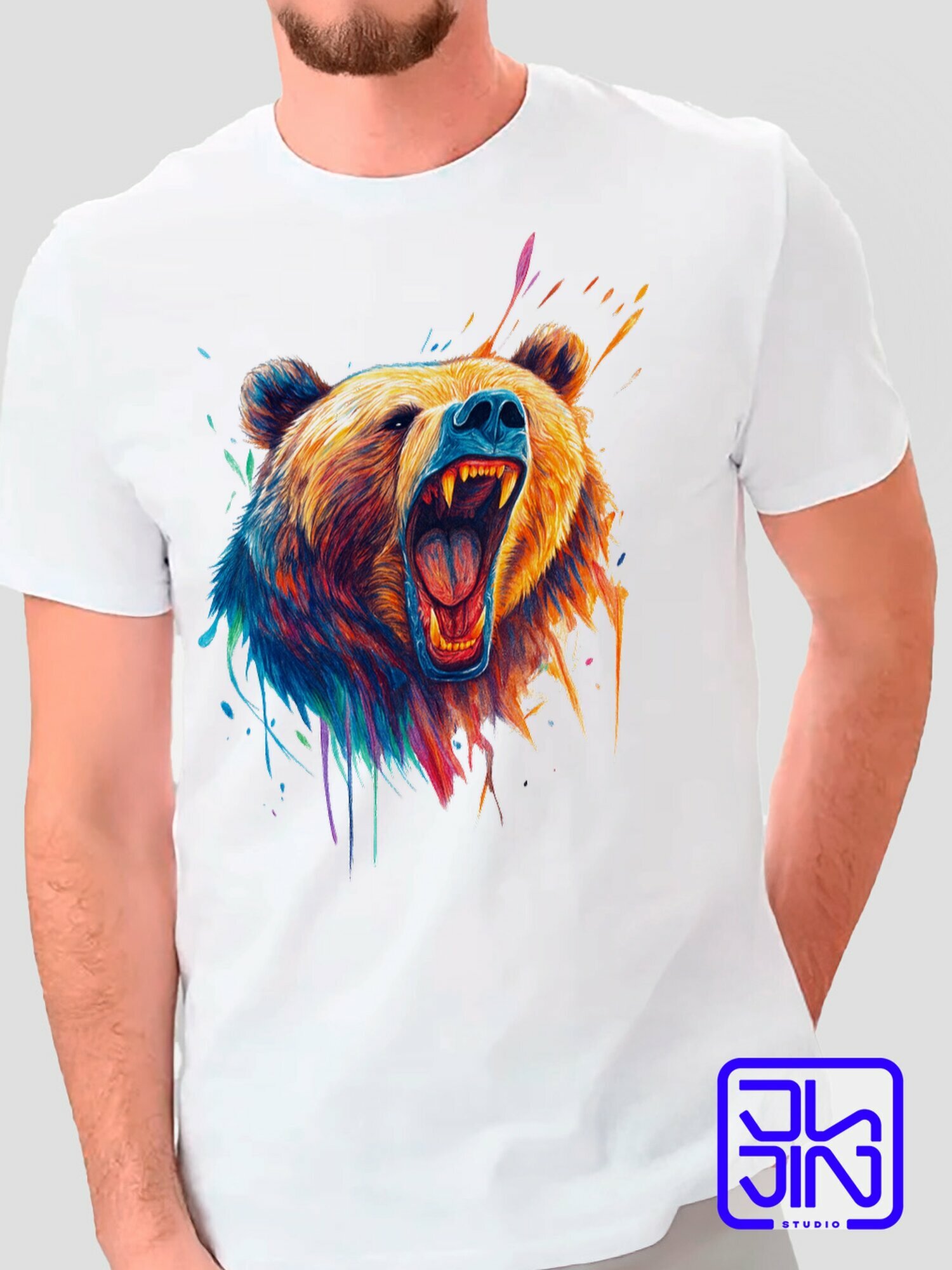 Футболка классическая мужская с авторским принтом Агрессивный, вызывающий медведь в пестром, разноцветном граффити стиле экстрим, белый хлопковый трикотаж с прикольным рисунком на груди