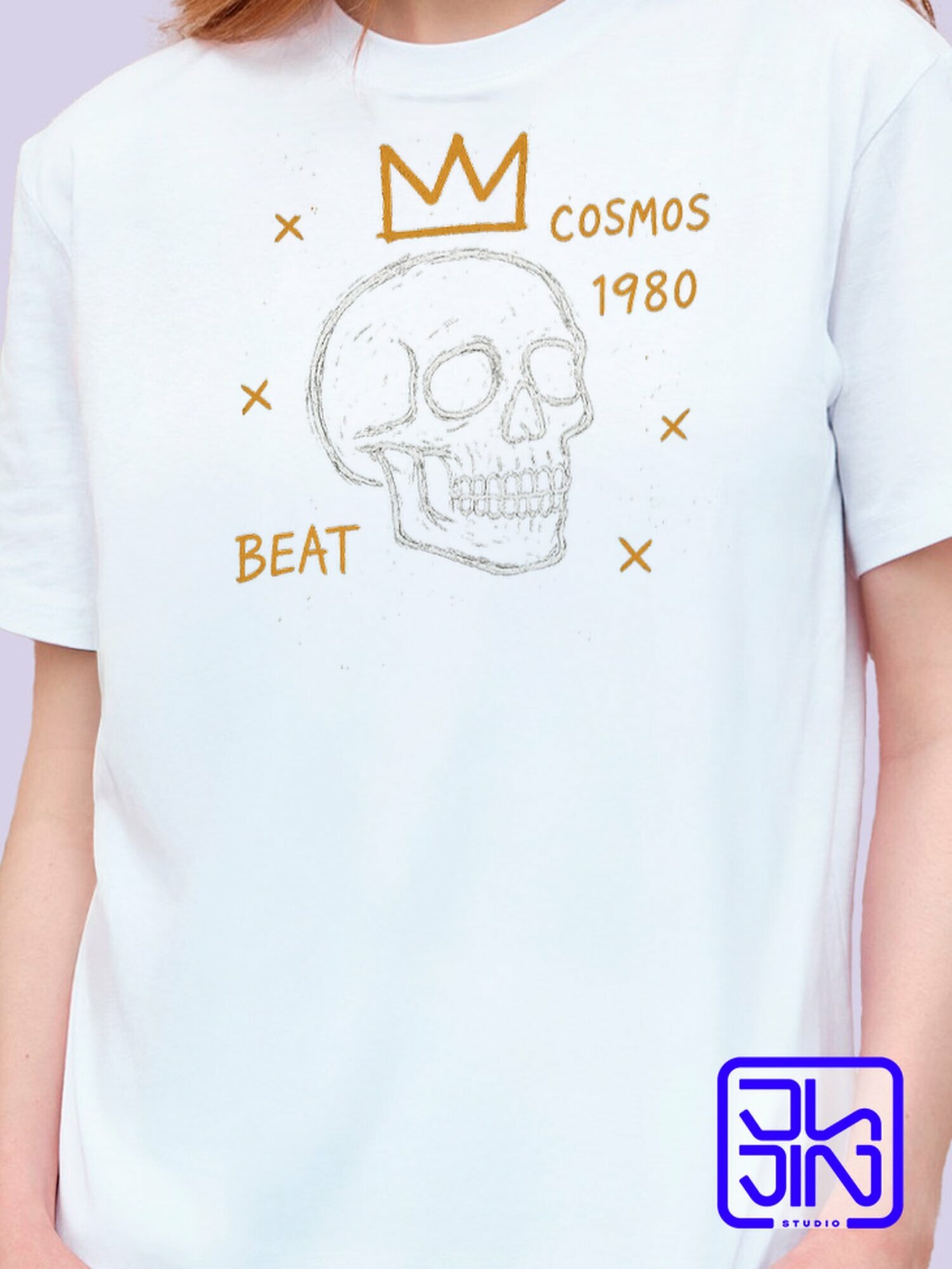 Футболка классическая женская с авторским принтом Белая граффити композиция с черепом и ретро короной в уличном графитовом стиле, белый хлопковый трикотаж с прикольным рисунком на груди