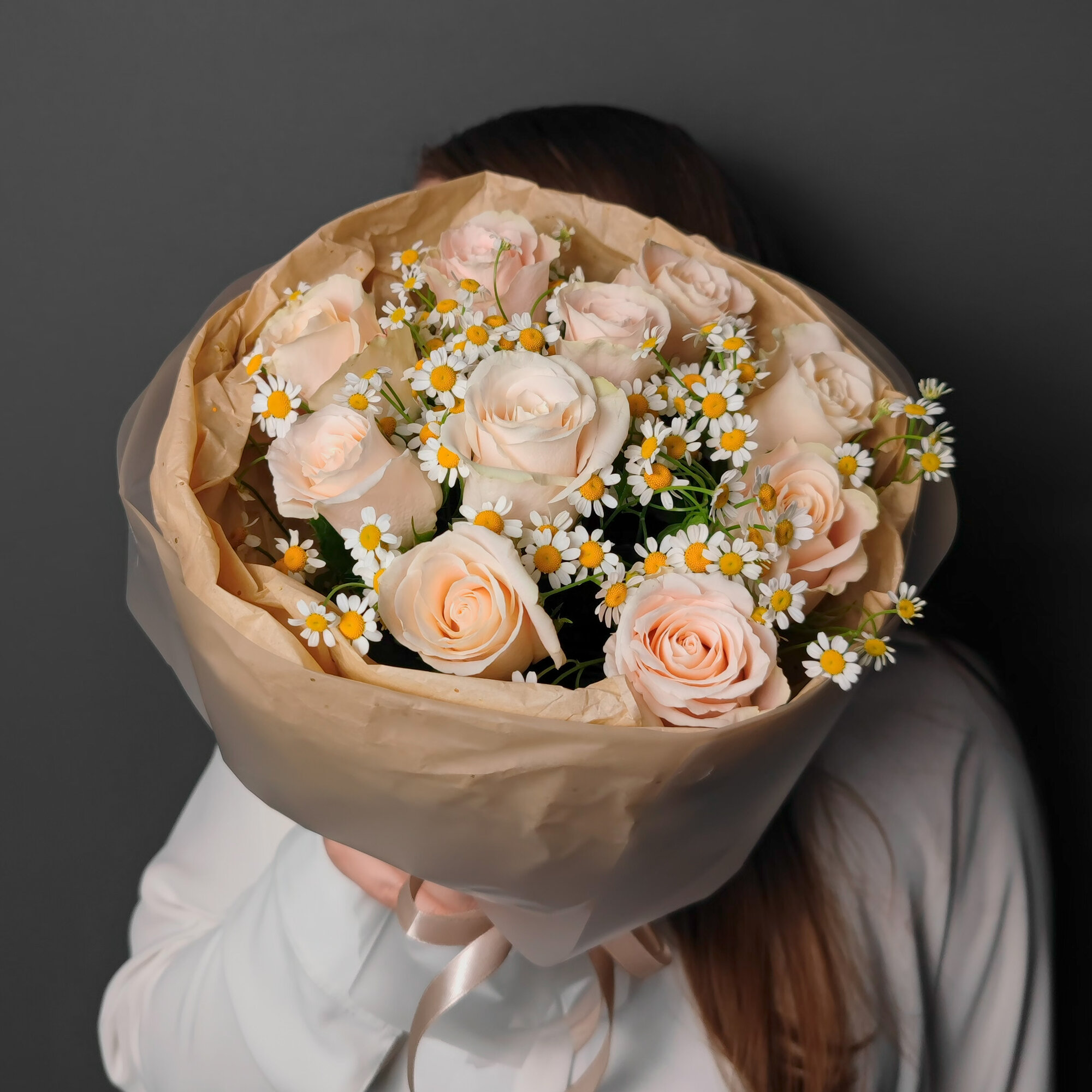 Цветы / Букет «Нежный шепот» — розы и ромашки в плёнке и бумаге тишью