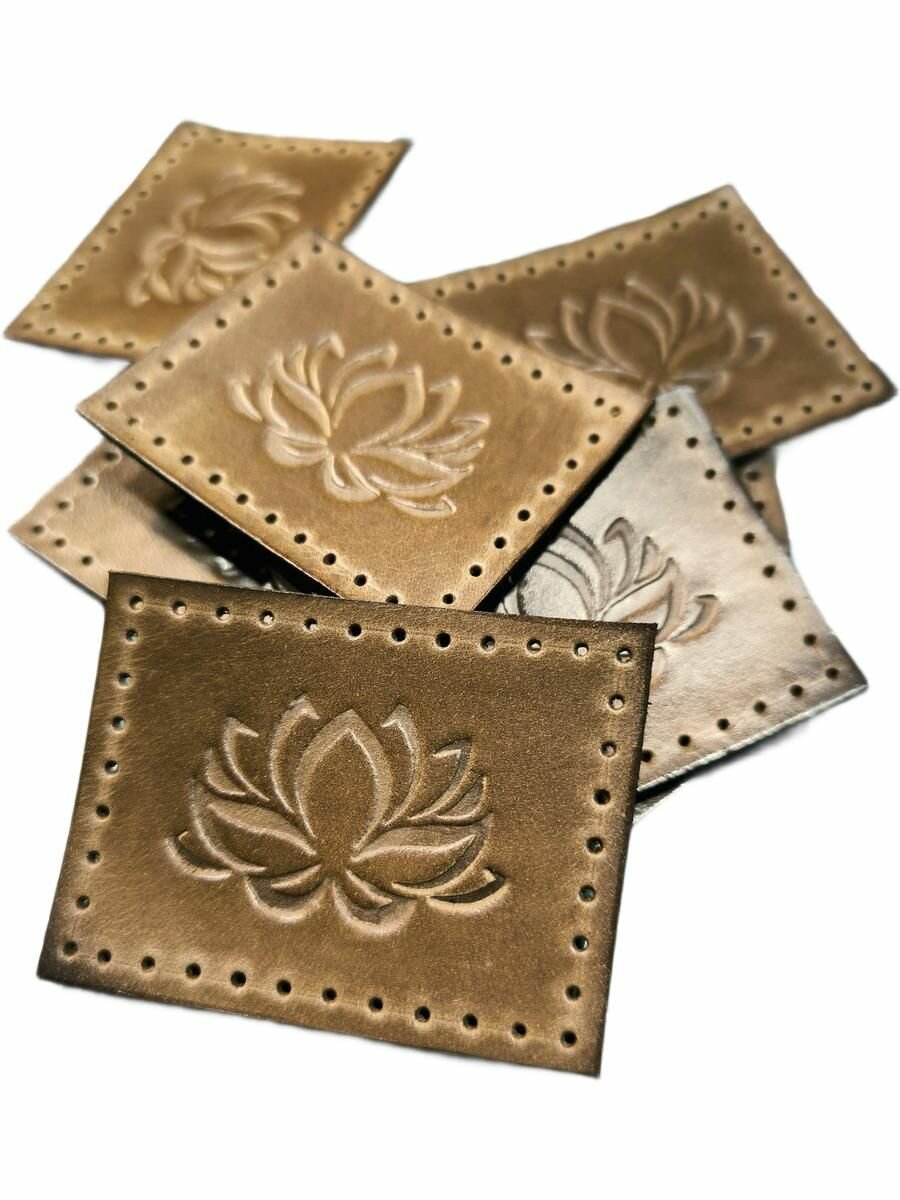 Нашивка из натуральной кожи с тиснением лотос 60 х 46 мм ручная работа, пришивная