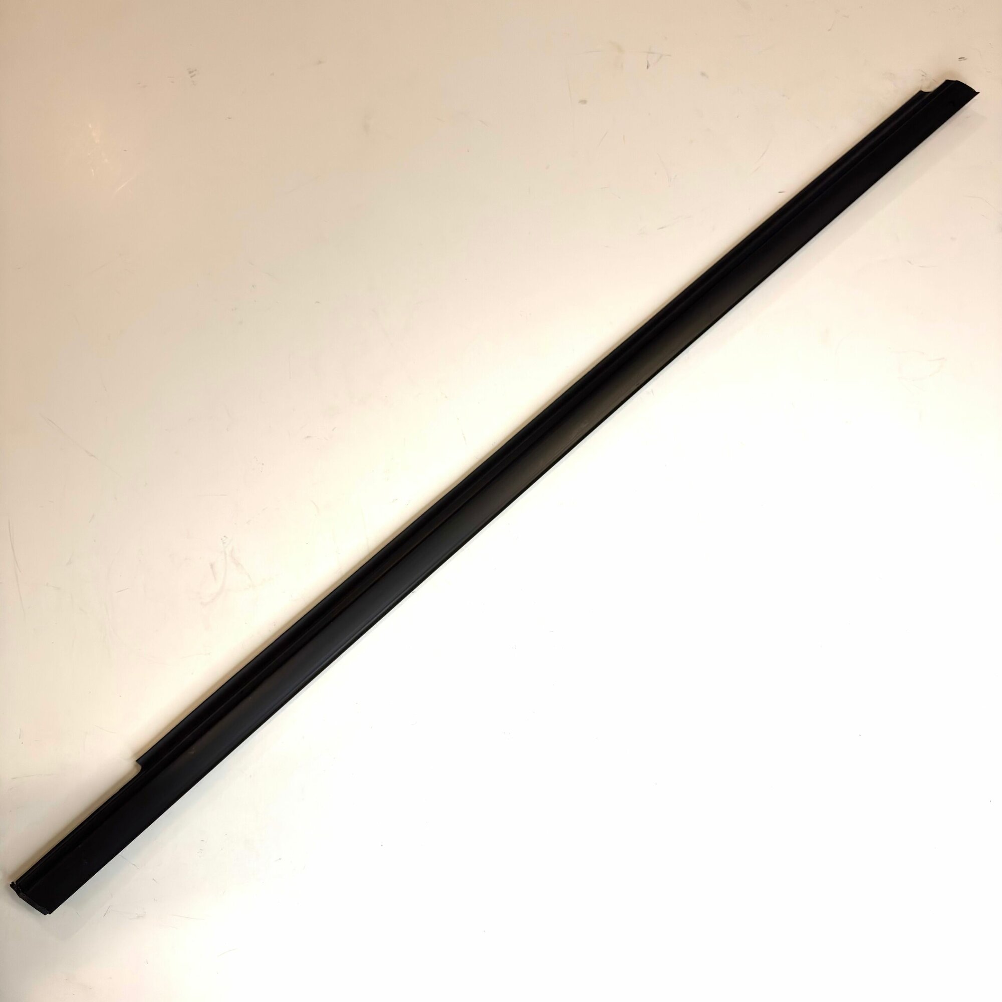 Уплотнитель стекла двери передней правой (бархотка) Chery QQ [0.8 12V 5MT хетчбэк] S115206116