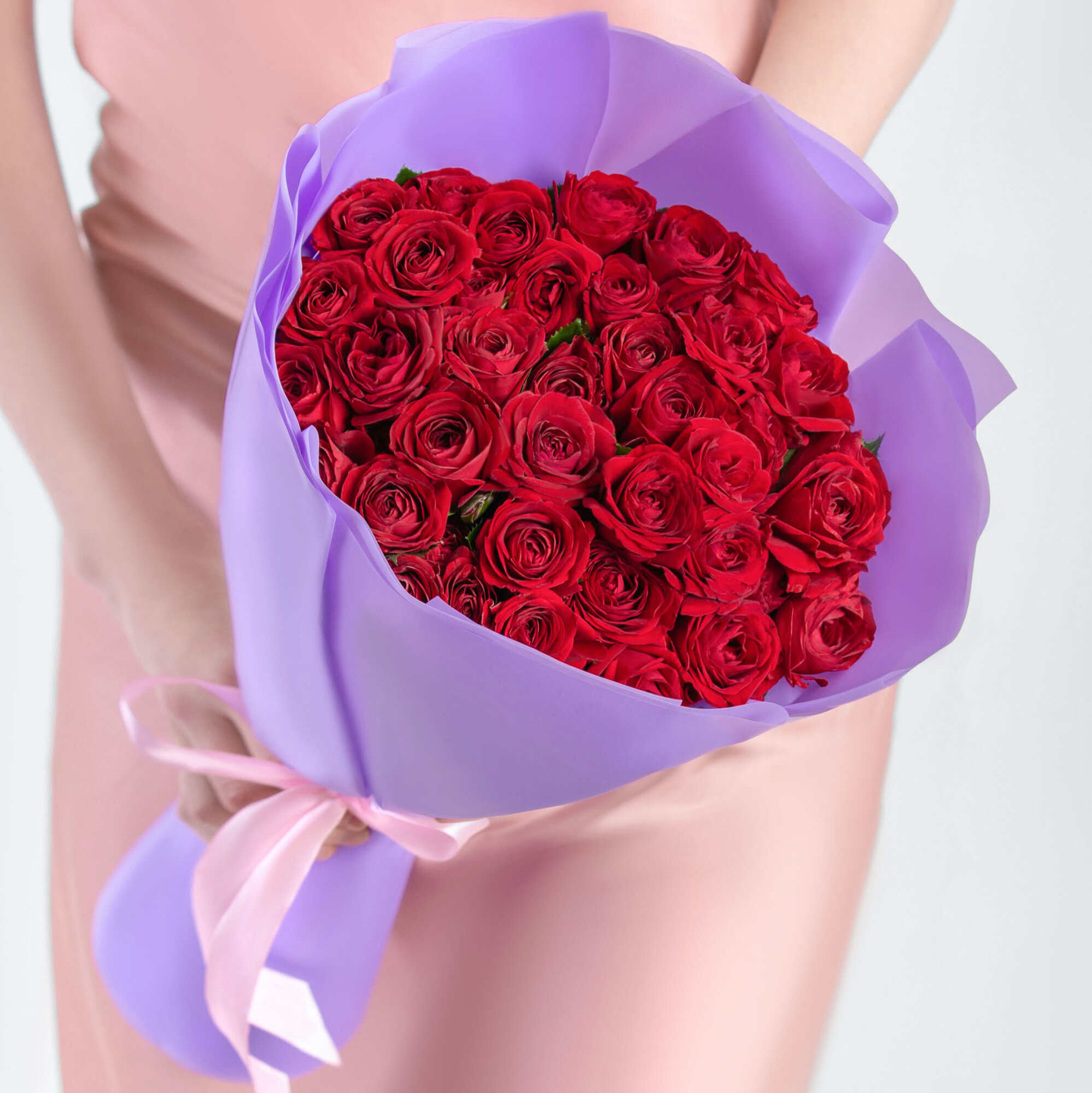 Букет Мегацвет24 "Черри Хеопс" , красная кустовая роза, 19 цветов, в дизайнерской упаковке