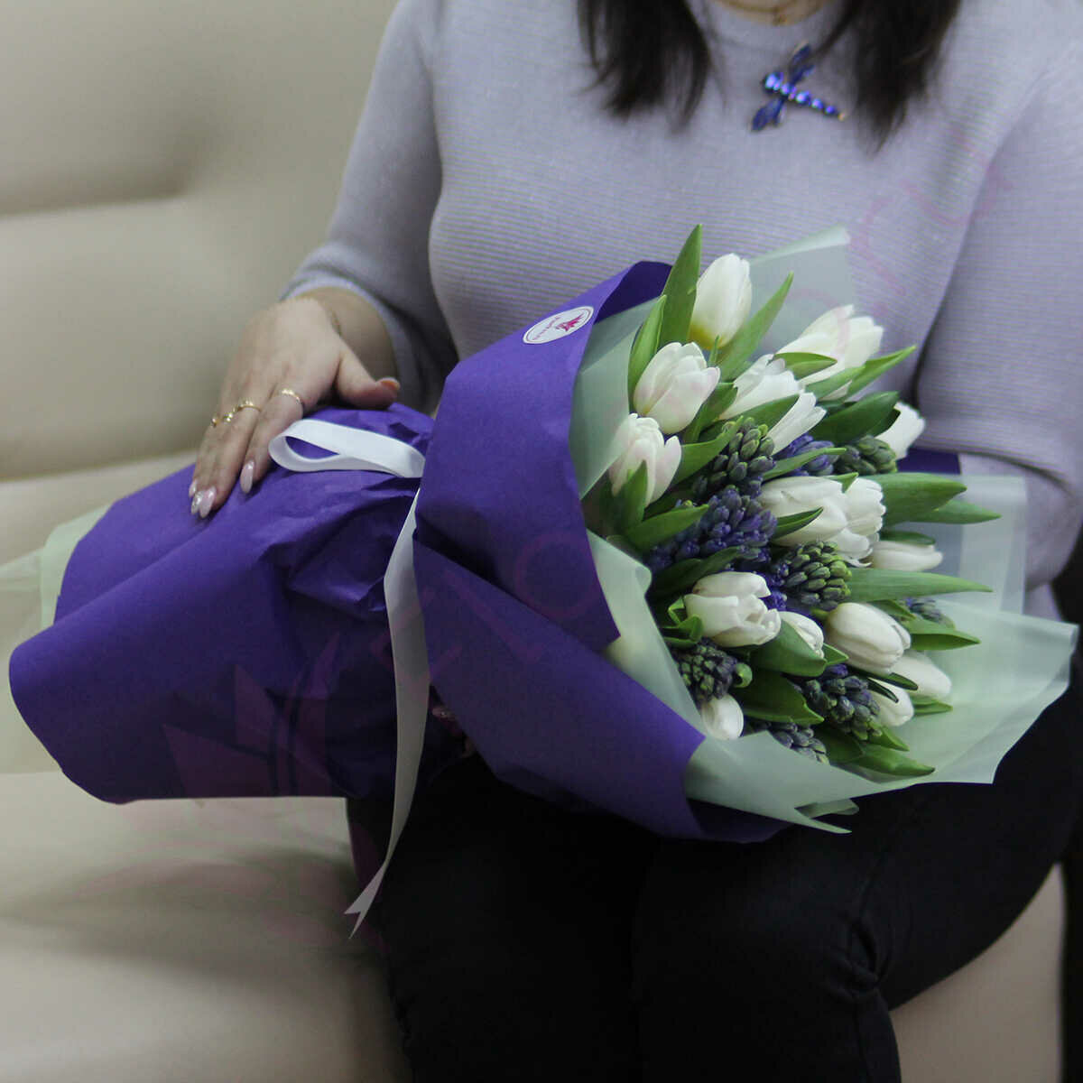 Букет живых цветов Flor-Pro Flowers из белых тюльпанов и синих гиацинтов в дизайнерской упаковке — фото 1