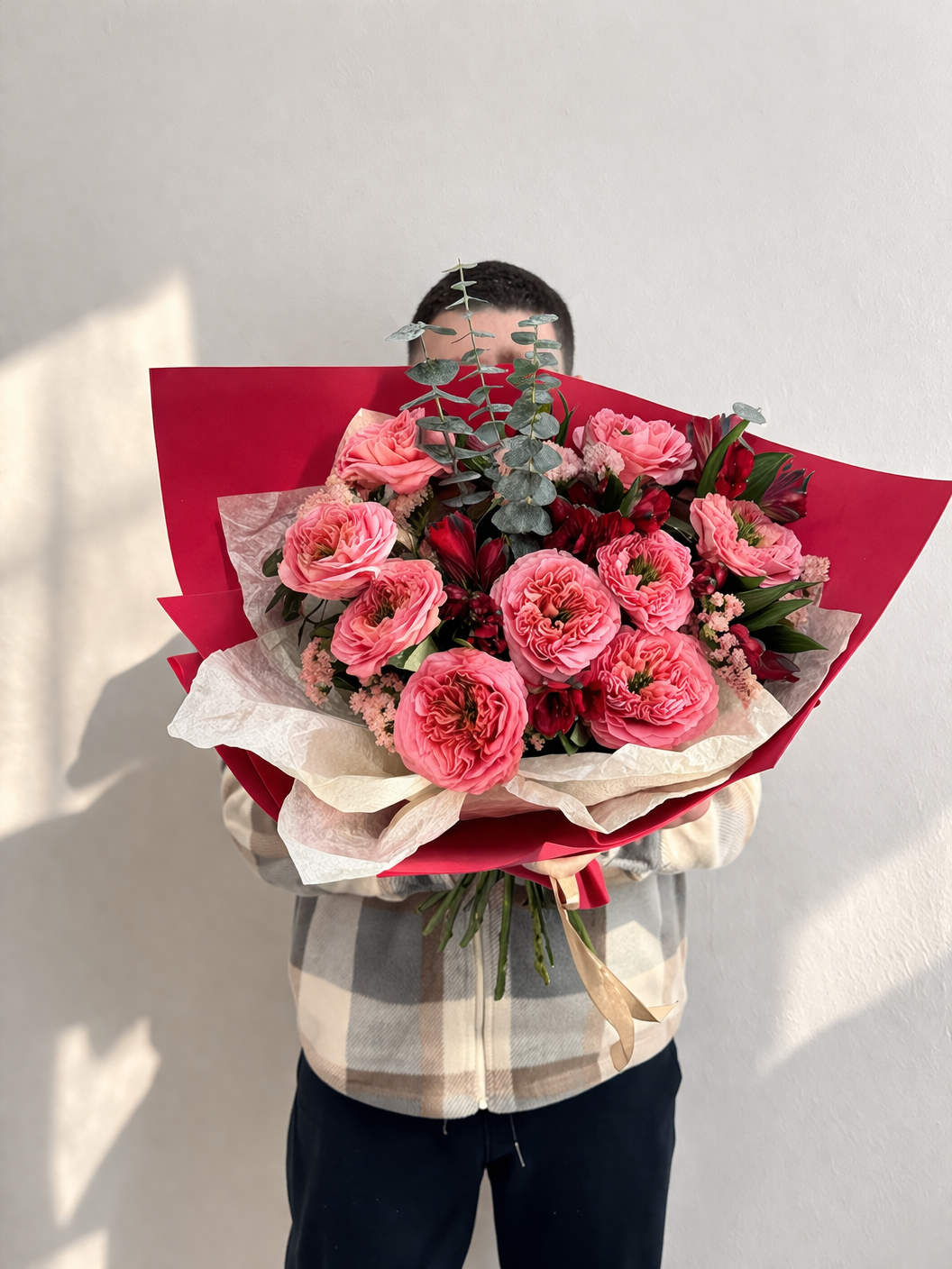 Букет "Нежный букет", 9 ранункулюсов, альстромерий, статиц, эвкалипт