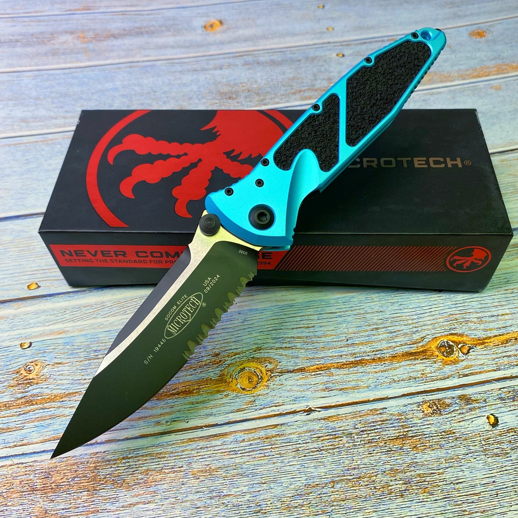 Складной нож Microtech Socom Elite S/E Turquoise Two-Tone Part. Serrated 160-2TQ