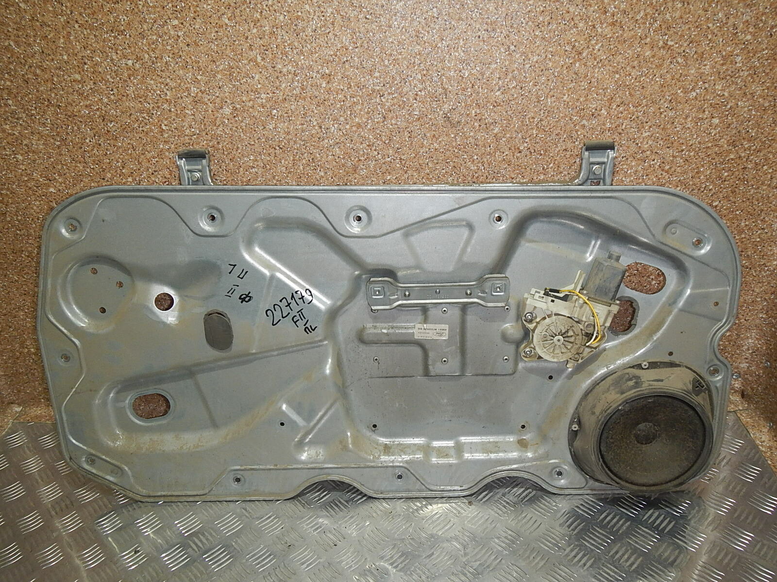 Б/У Стеклоподъемник электр.передний левый, Ford (Форд)-FOCUS 2 (05-08) FORD FOCUS 2 (05-08) 3 двери,с моторчиком. Без вид...