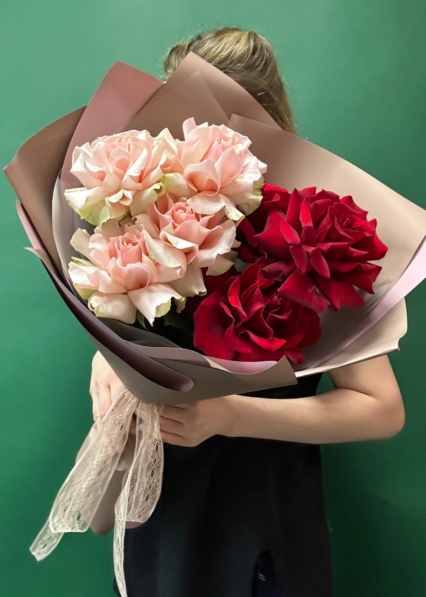 Моно букет из французских роз красных и розовых в нежной кофейной упаковке