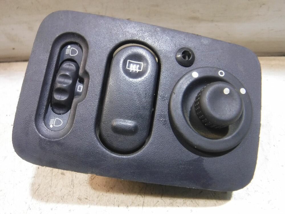Блок кнопок Renault Symbol 8200060042