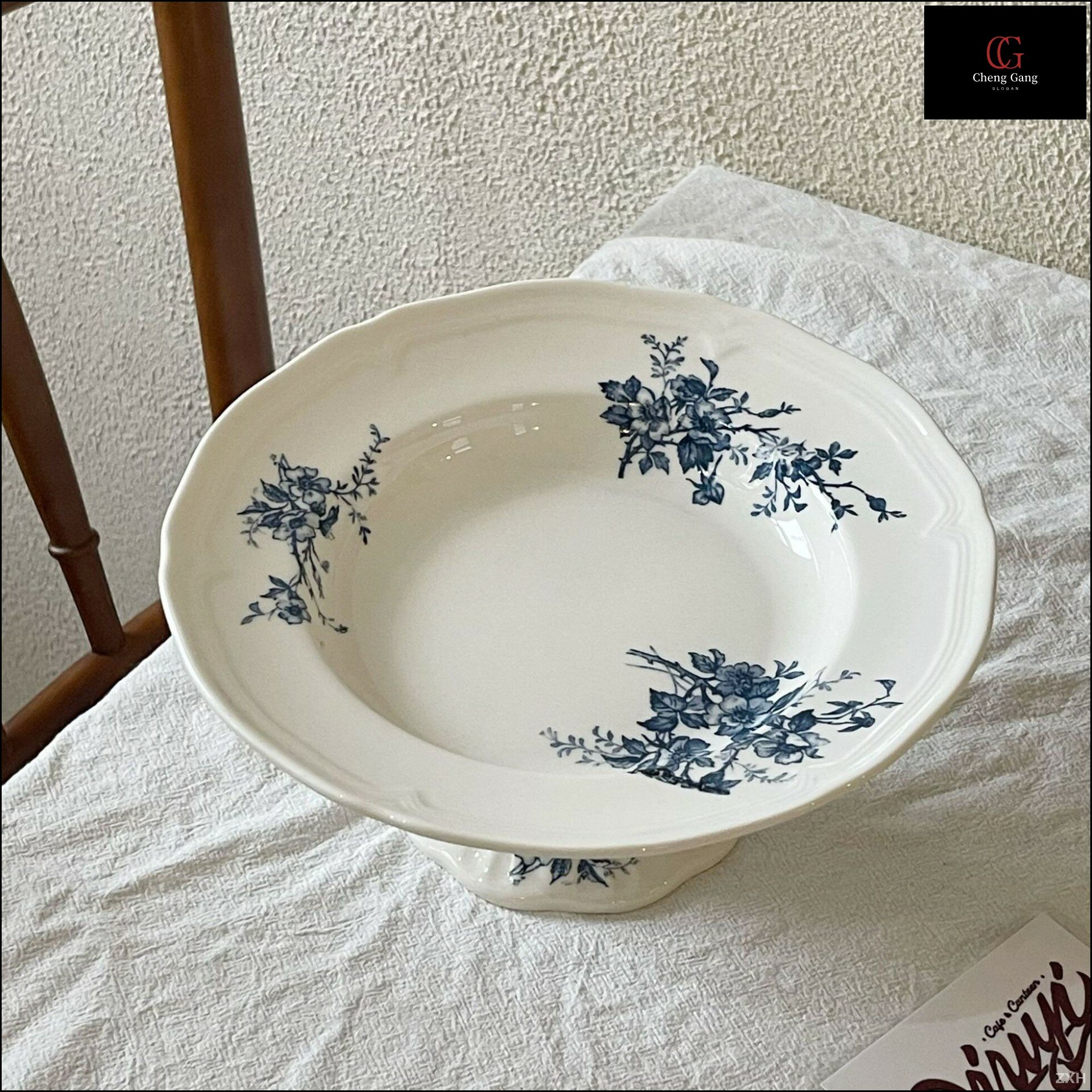 Эксклюзивная керамическая тарелка для фруктов в ретростиле на высокой подставке произведена во Франции