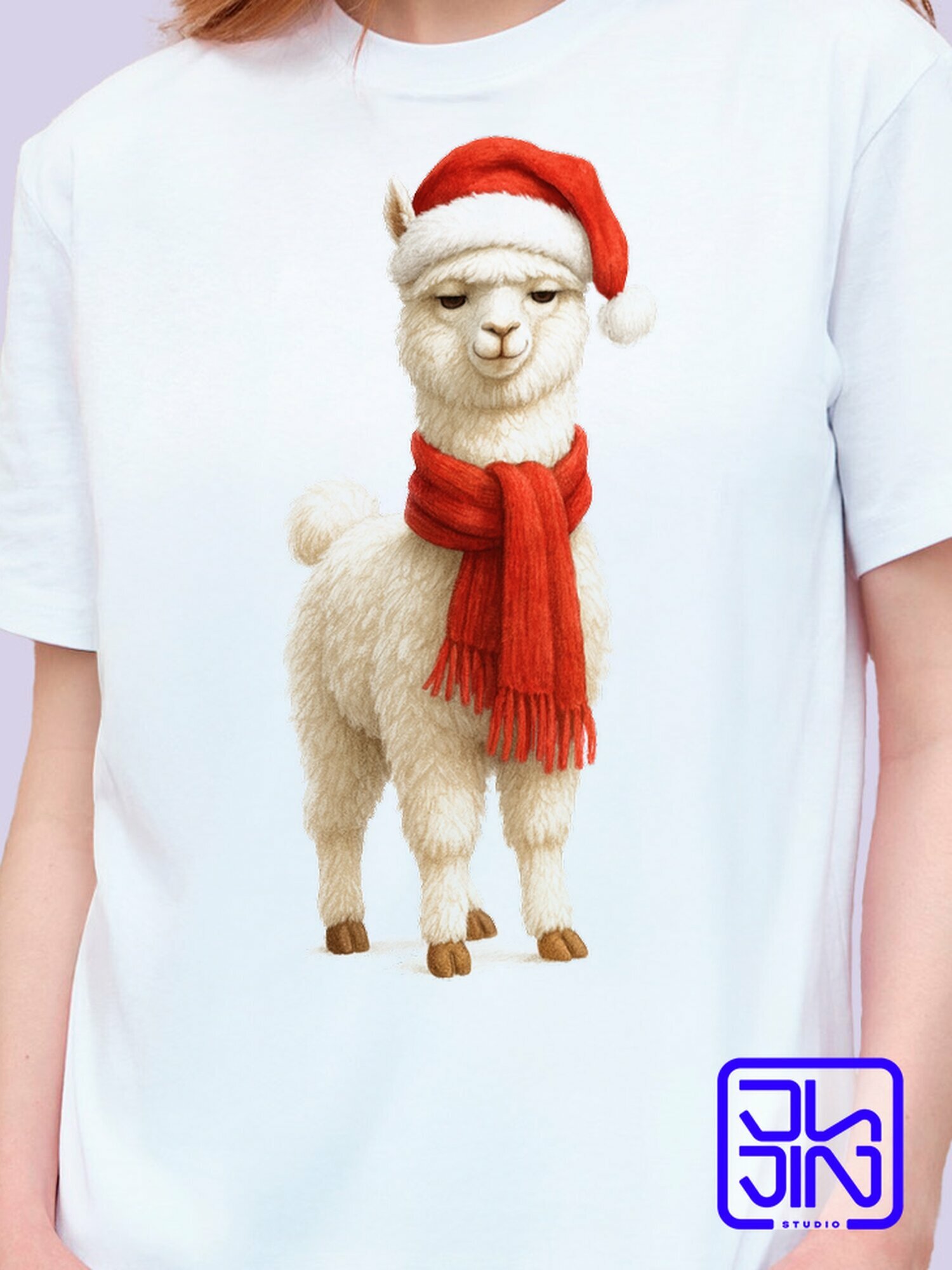 Футболка классическая женская с авторским принтом Веселая белая лама в красном колпаке и молочном шарфе с выразительным взглядом, белый хлопковый трикотаж с прикольным рисунком на груди