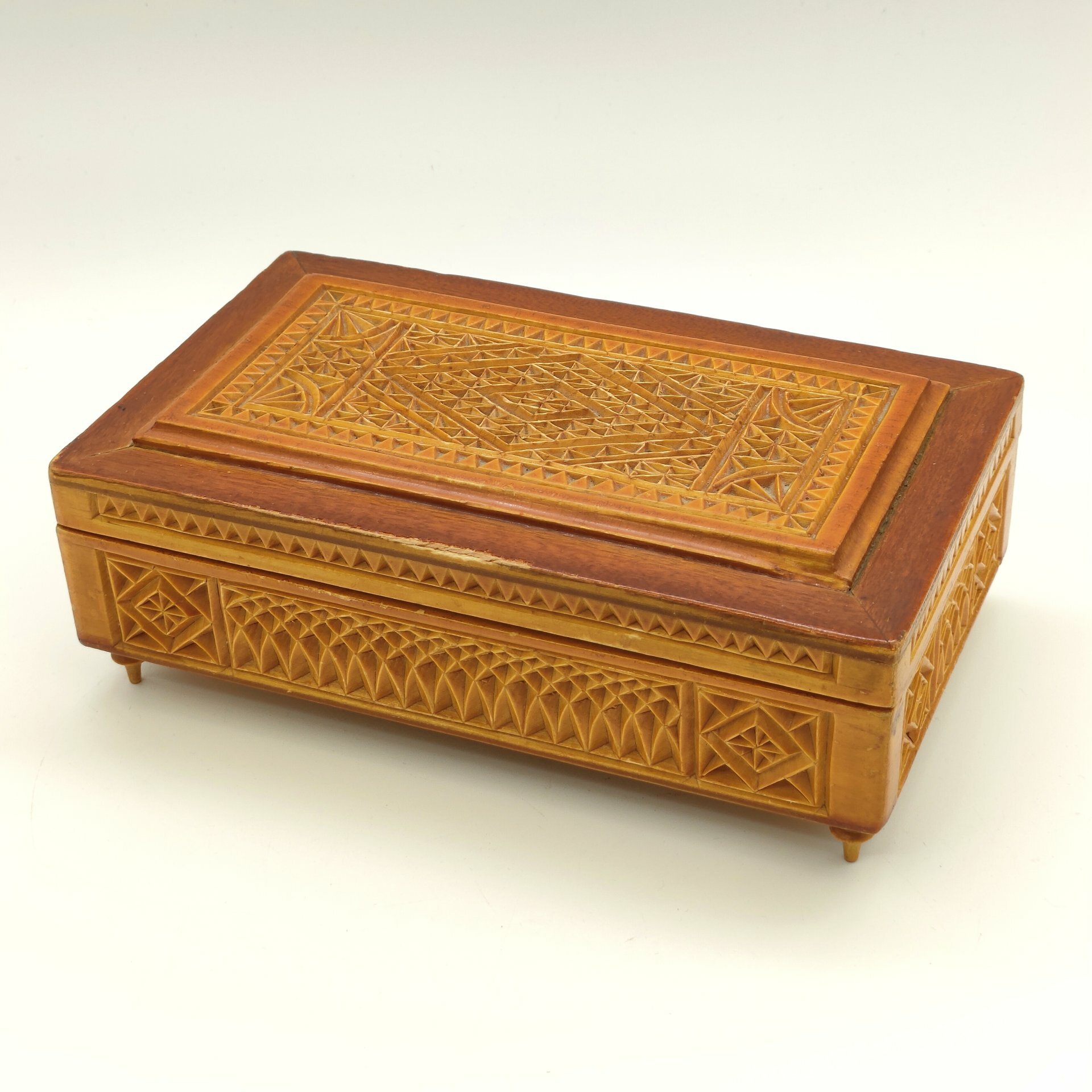 Шкатулка с резным ажурным декором, дерево, резьба, лак, СССР, 1970-1990 гг.