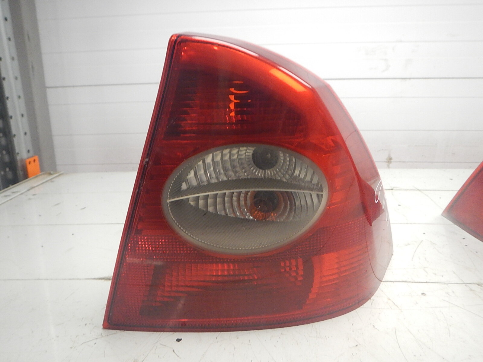 Б/У Фонарь задний правый, Ford (Форд)-FOCUS 2 (05-08) FORD FOCUS 2 (05-08) седан Трещина на стекле, грязь внутри. 636426 ...