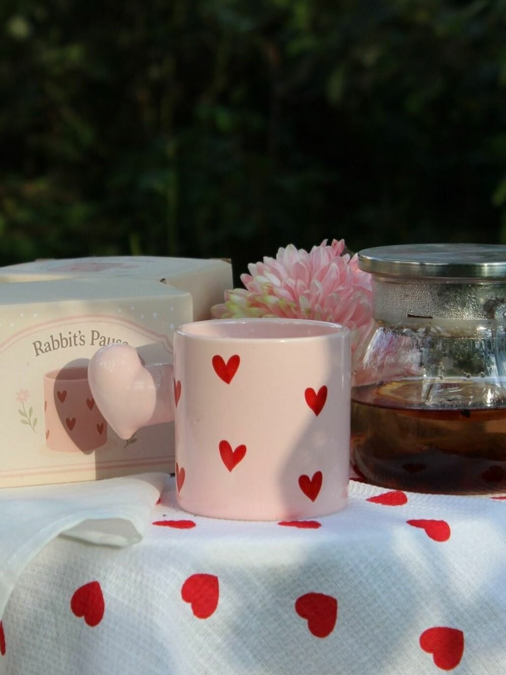 Розовая керамическая кружка 300 мл с сердечками и ручкой в форме сердца