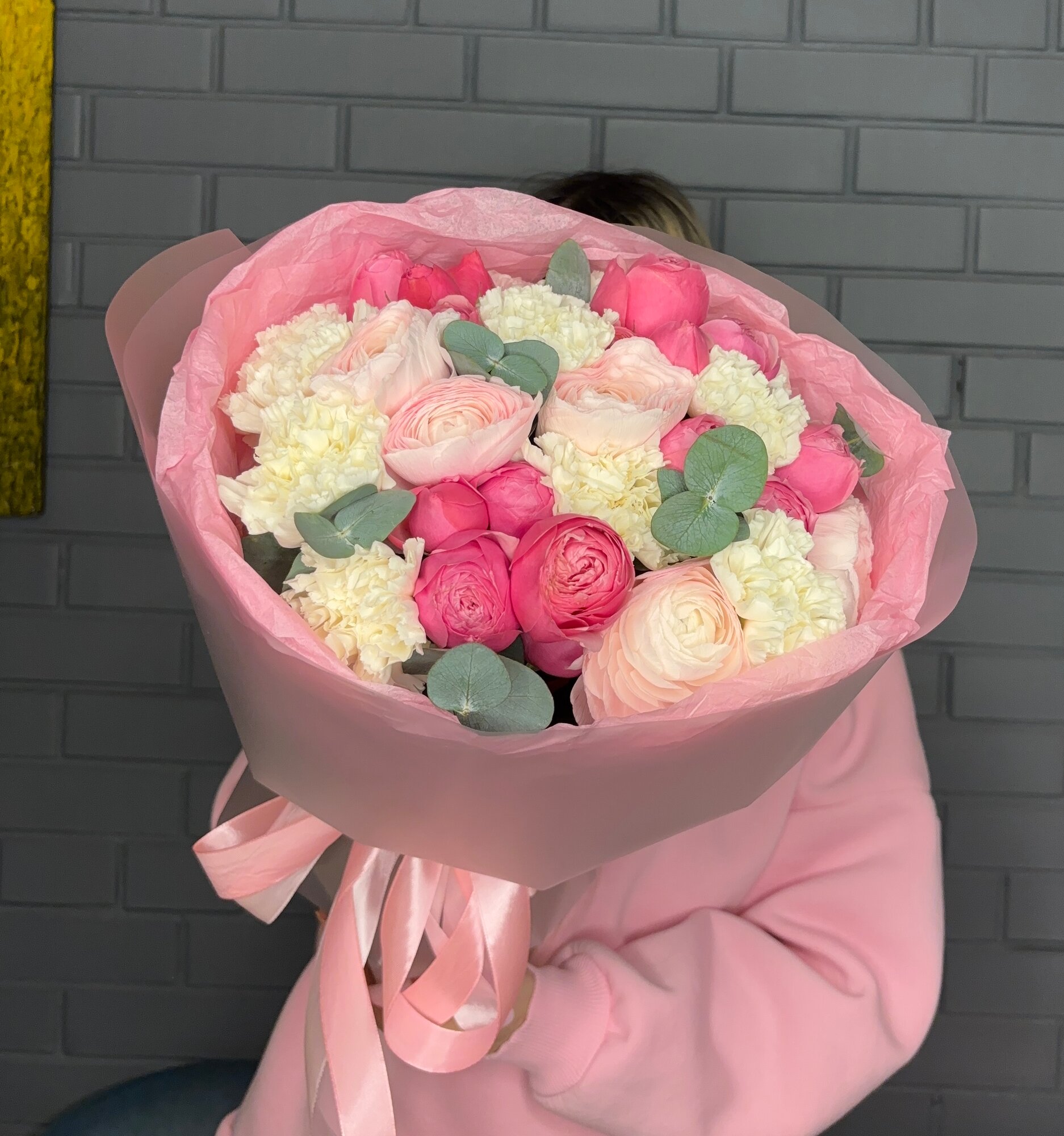 Букет трендовые розовые ранункулюсы, кустовые пионовидные розы Сильва Пинк, белые диантусы и ароматный эвкалипт