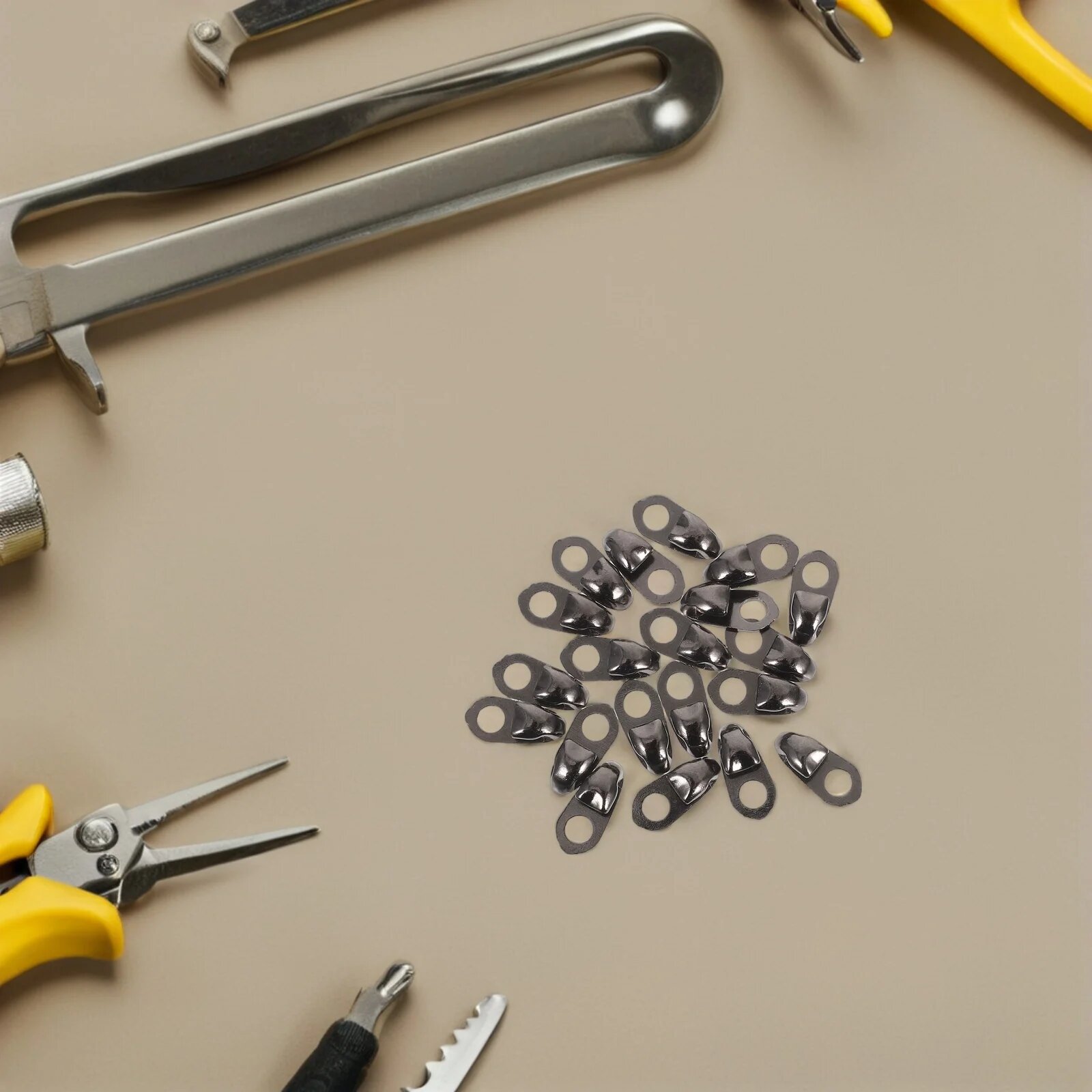 Металлические крючки и люверсы для ботинок