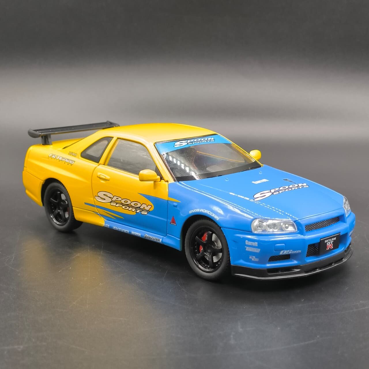 Металлическая машинка инерционная модель Nissan Skyline GT-R R34 Falken (Ниссан Скайлайн ГТ-Р Р34 Фолкен). Масштаб 1:24