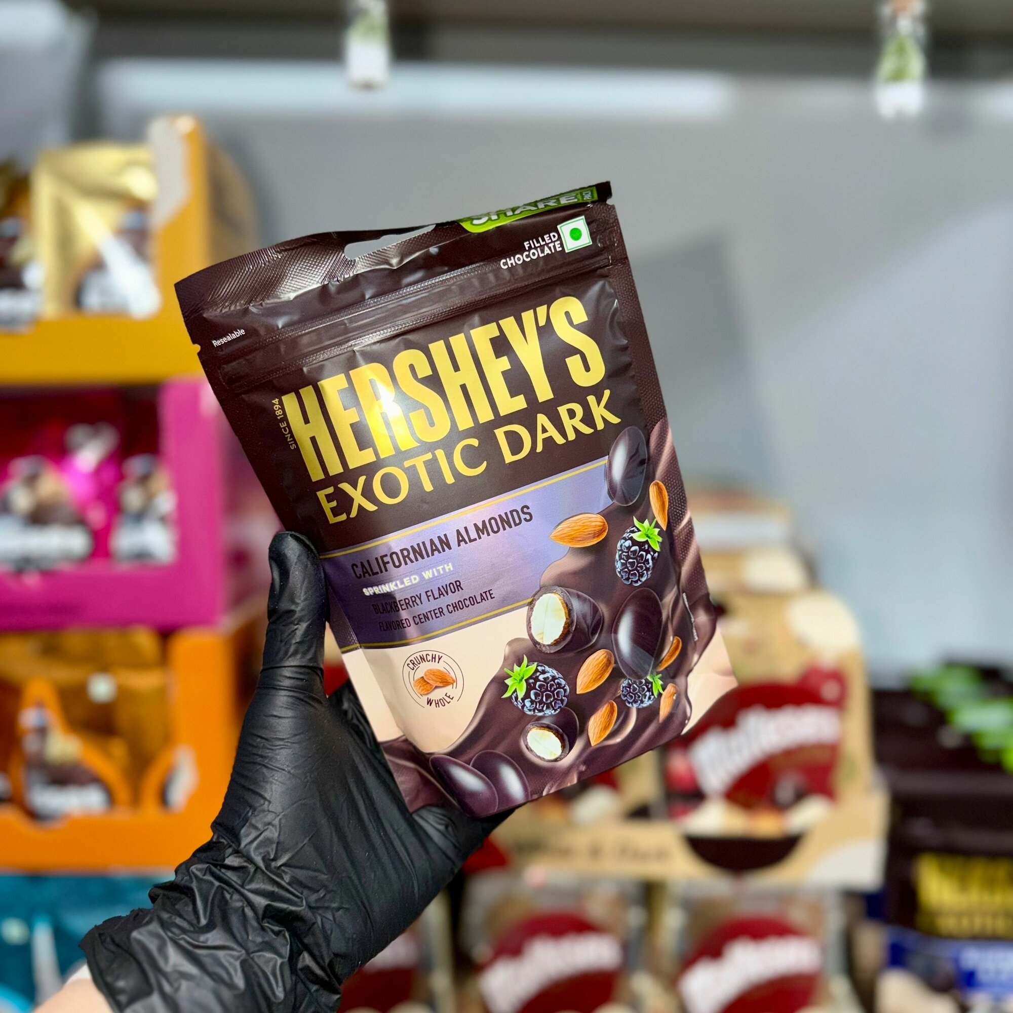Шоколадные драже HERSHEY'S EXOTIC DARK с калифорнийским миндалем и ежевикой 100 гр.