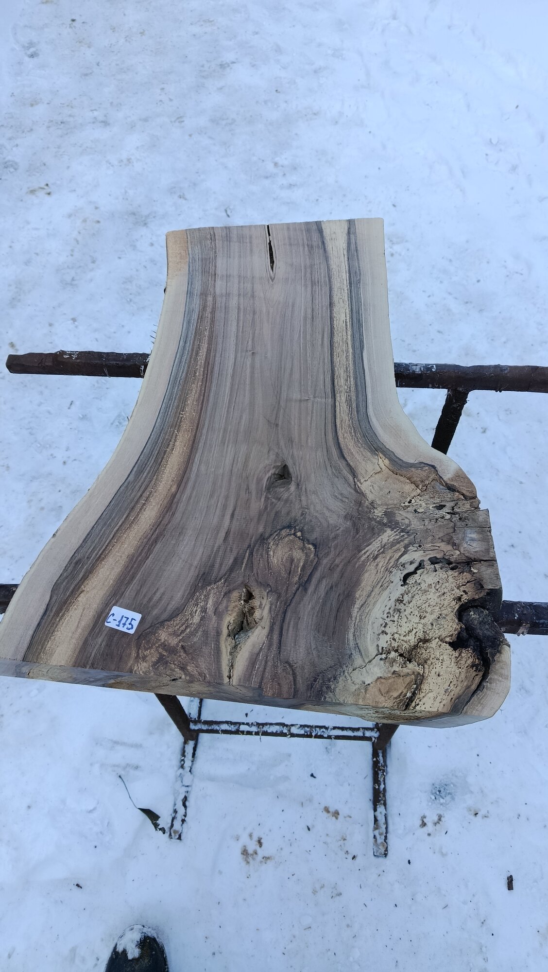 Слеб из ореха,70х30х6см, (С175) с живыми краями, высушенный, влажность 8-10%