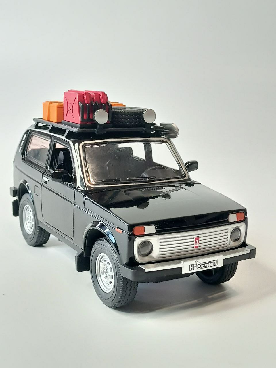 Коллекционная машинка игрушка металлическая Нива ВАЗ 2121 для мальчиков масштабная модель 1:24 черный с канистрой