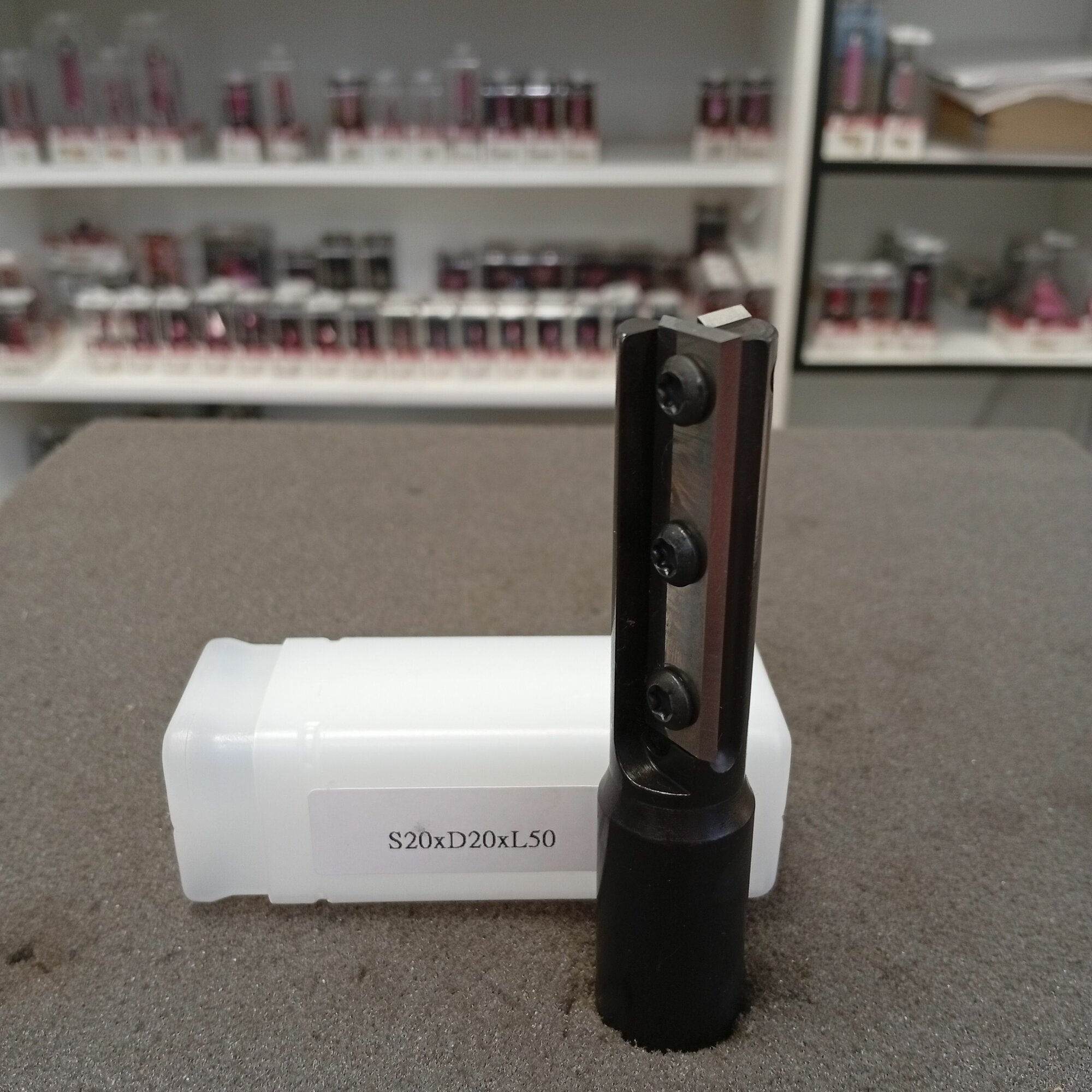 Фреза пазовая 20 мм х 50мм усиленная для ЧПУ ( хвостовик 20 мм ) со сменными ножами D20( ножи 1-й 12x50, z4,1.7 терминатор; 2-й 8x12, z4,1.5)