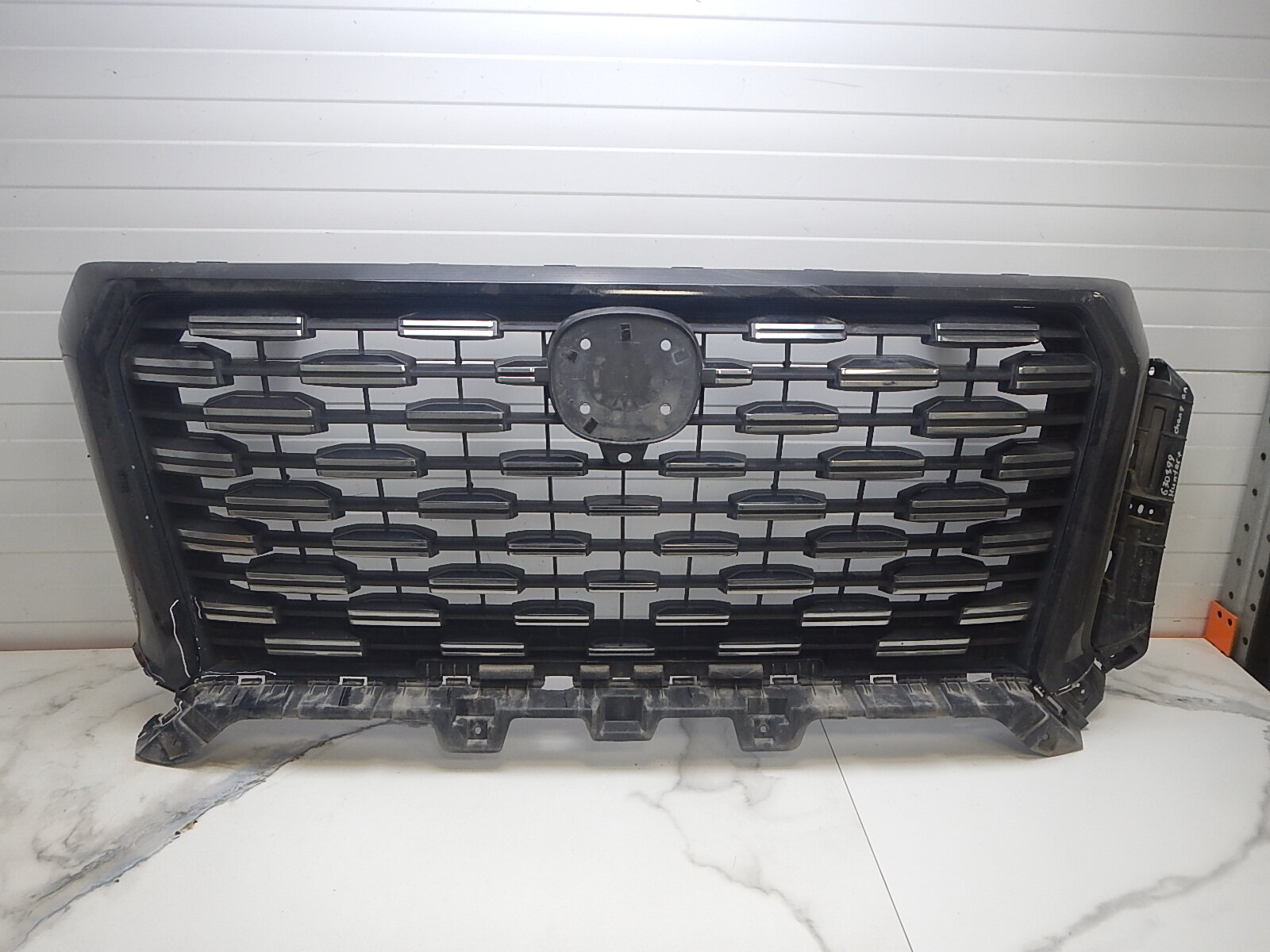 Б/У Решетка радиатора, Changan (Чанган)-HUNTER PLUS (23-) CHANGAN HUNTER PLUS (23-) Царапины, трещина, сломано крепление...