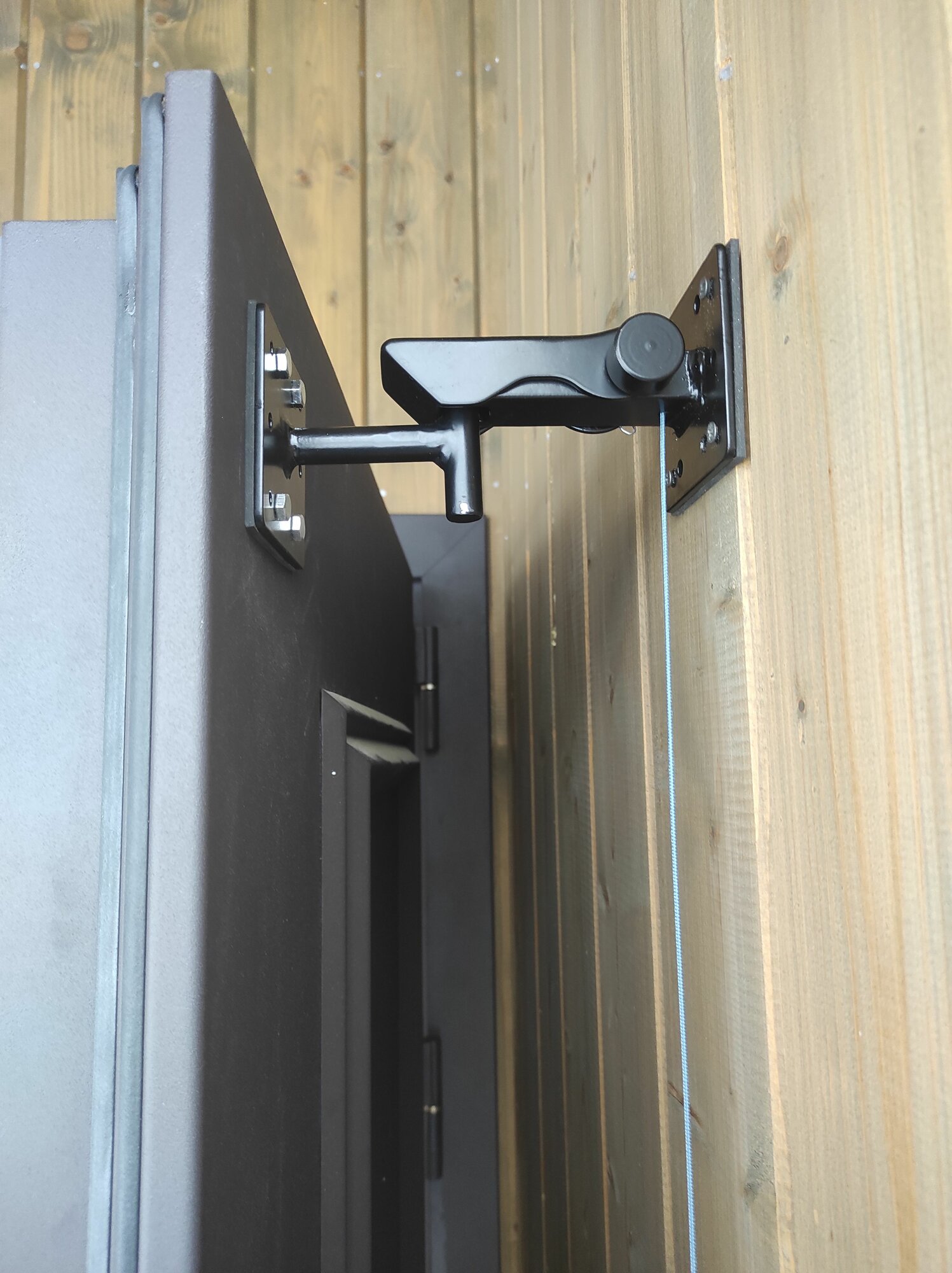 Ограничитель дверной с фиксатором для тяжёлой двери с кожухом декоративным