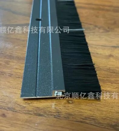 Линейный уплотнитель - щетка неокрашенный 1000 мм, ворс 45 мм, С винтами