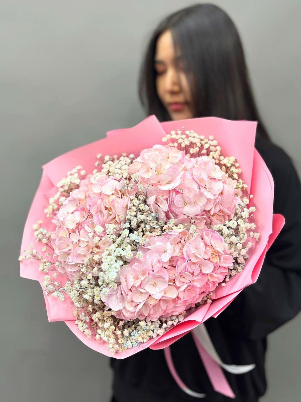 Нежный микс-букет из 3 розовых гортензий и воздушной гипсофилы