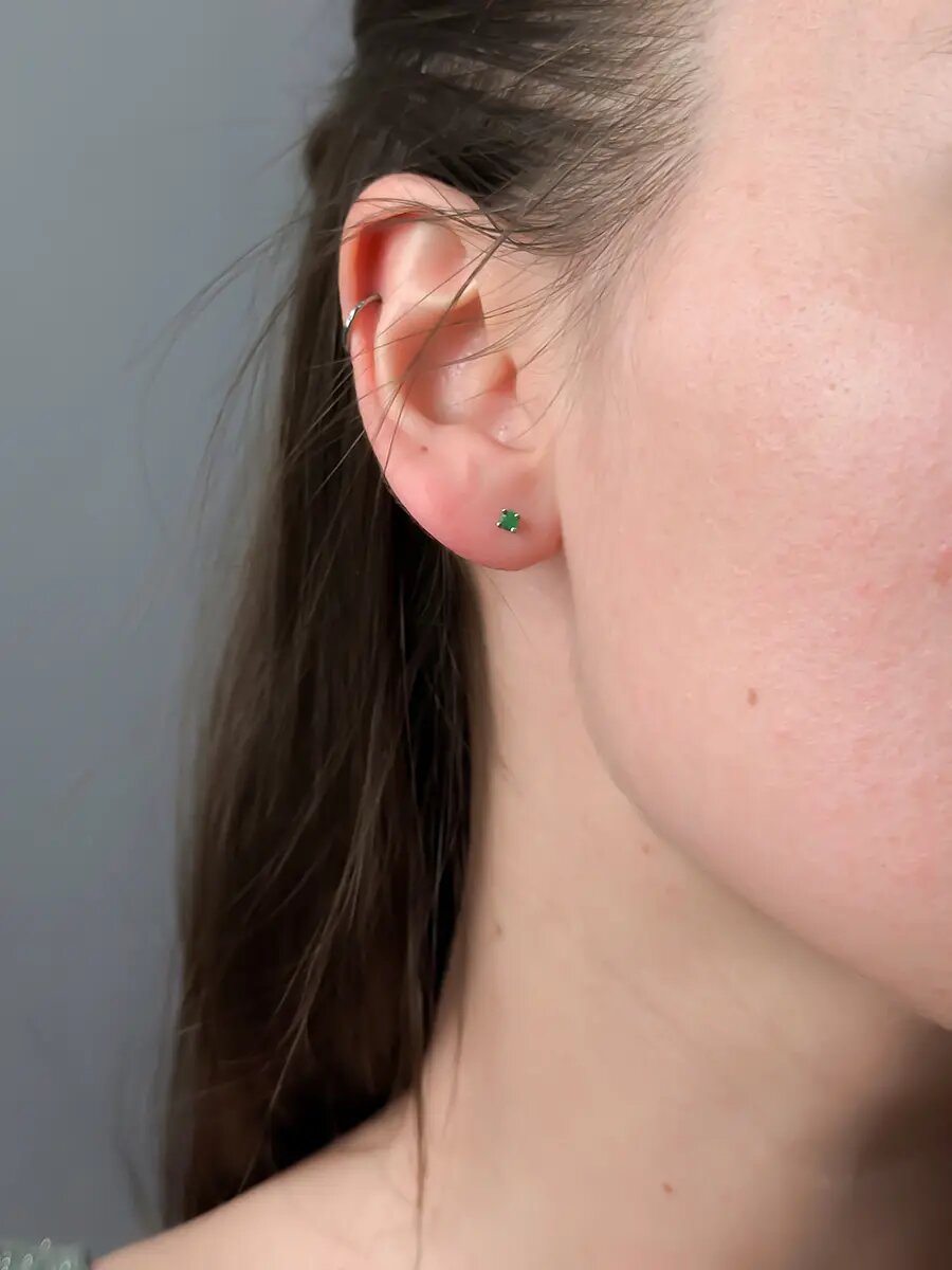 Серьги пусеты, серебро, 925 проба, родирование, изумруд