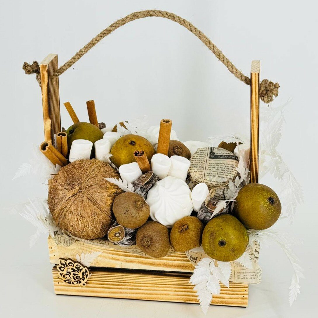 Полезный микс в деревянном ящике из фруктов кокос, киви, сухофрукт хурма с мёдом и зефиром. Фруктовый букет