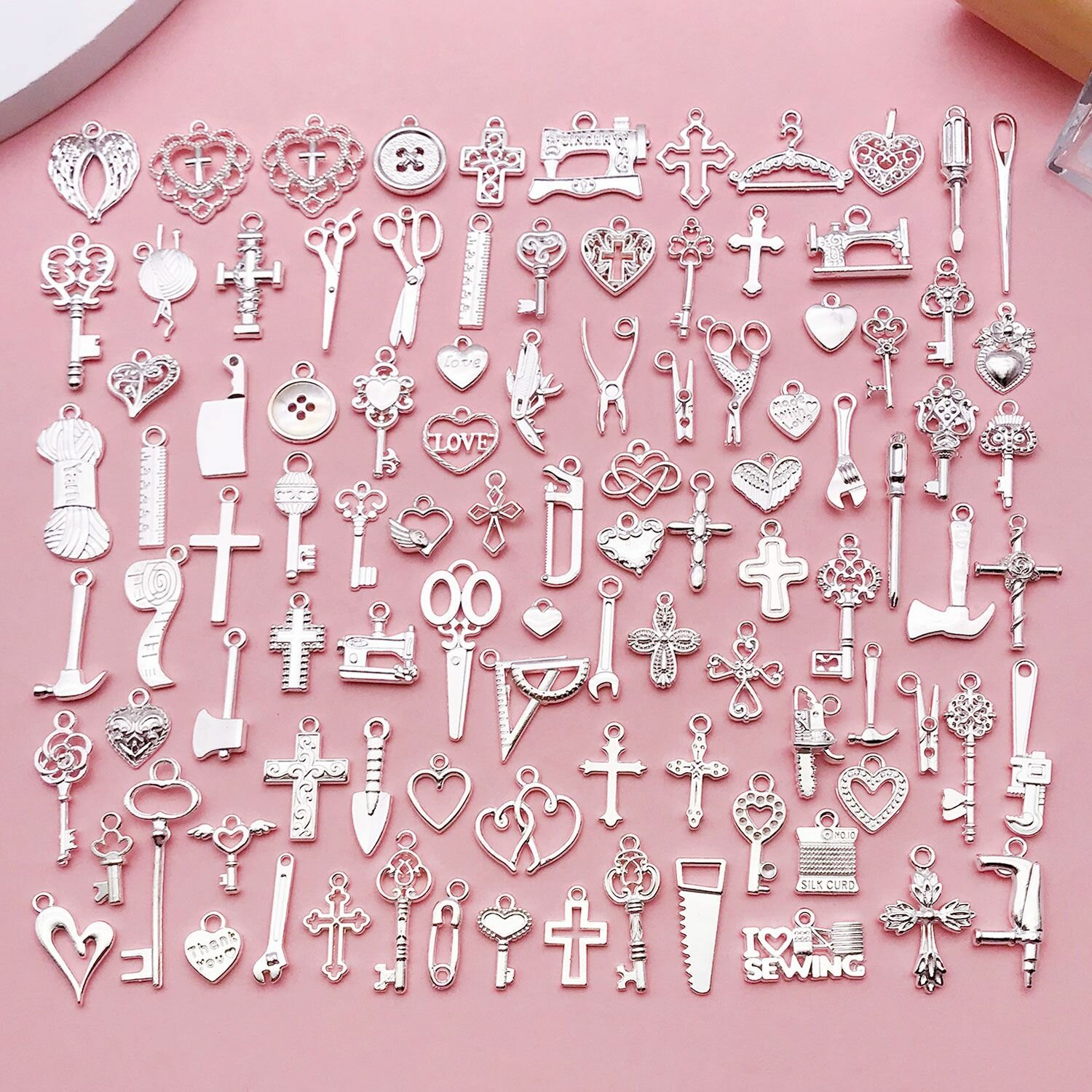 100-предметный комбинированный набор 'Блестящее серебро' (ключи + сердца + кресты) для рукоделия