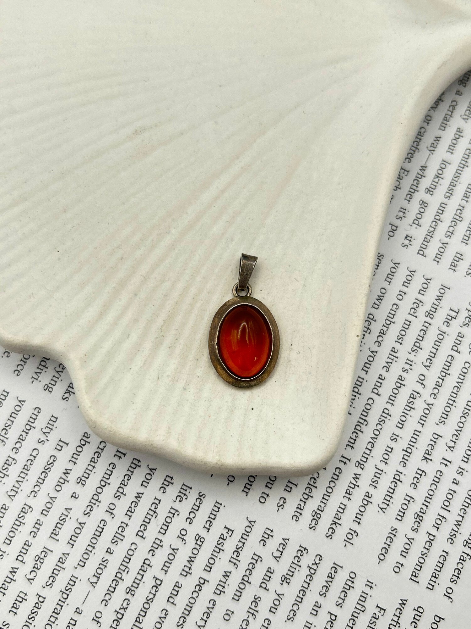 Советский винтажный мельхиоровый кулон, имитация янтаря