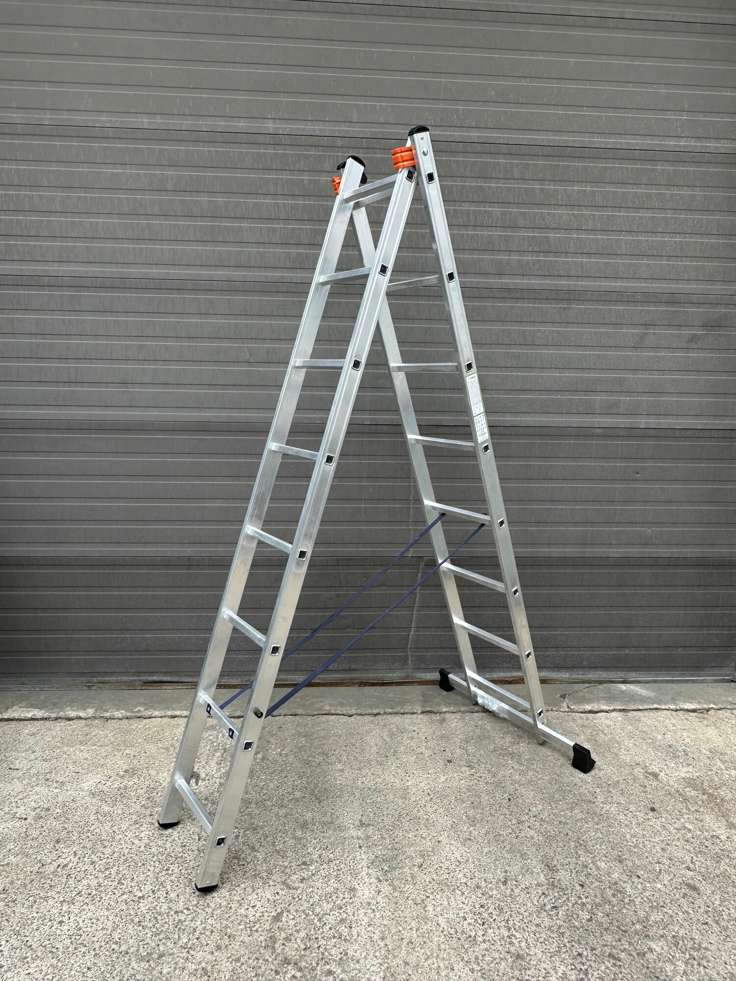 Лестница стремянка двухсекционная алюминиевая NORD 2х8, высота в разложенном виде 3,66м