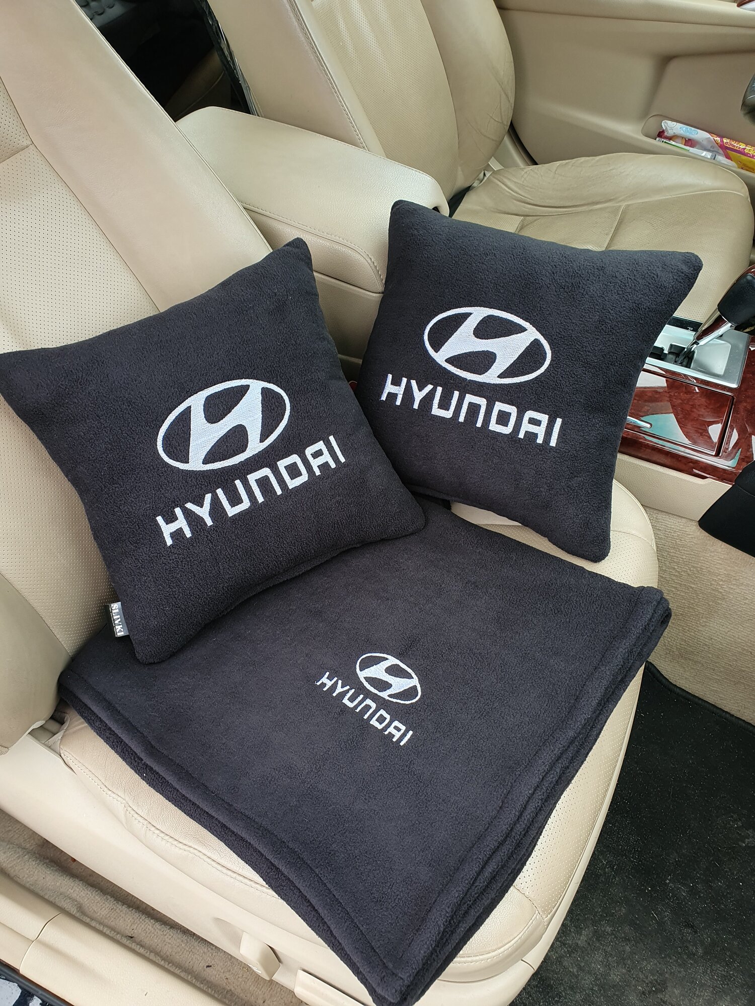 Автомобильный комплект с вышивкой логотипа"Hyundai": 2 подушки 30х30 см и плед 150х180см цвет черный