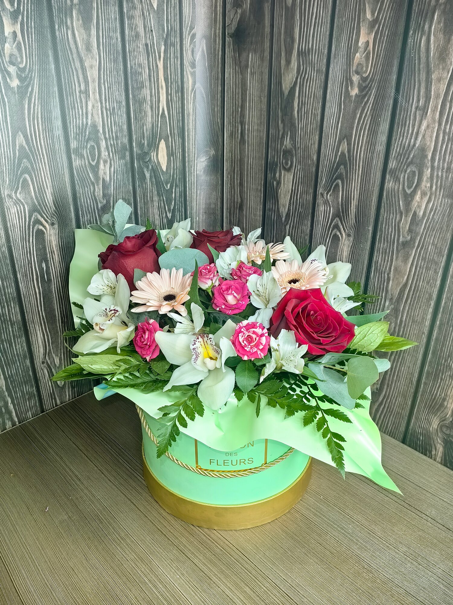 Подарочная цветочная коробка "Орхидея, гербера, и роза", для любимых женщин