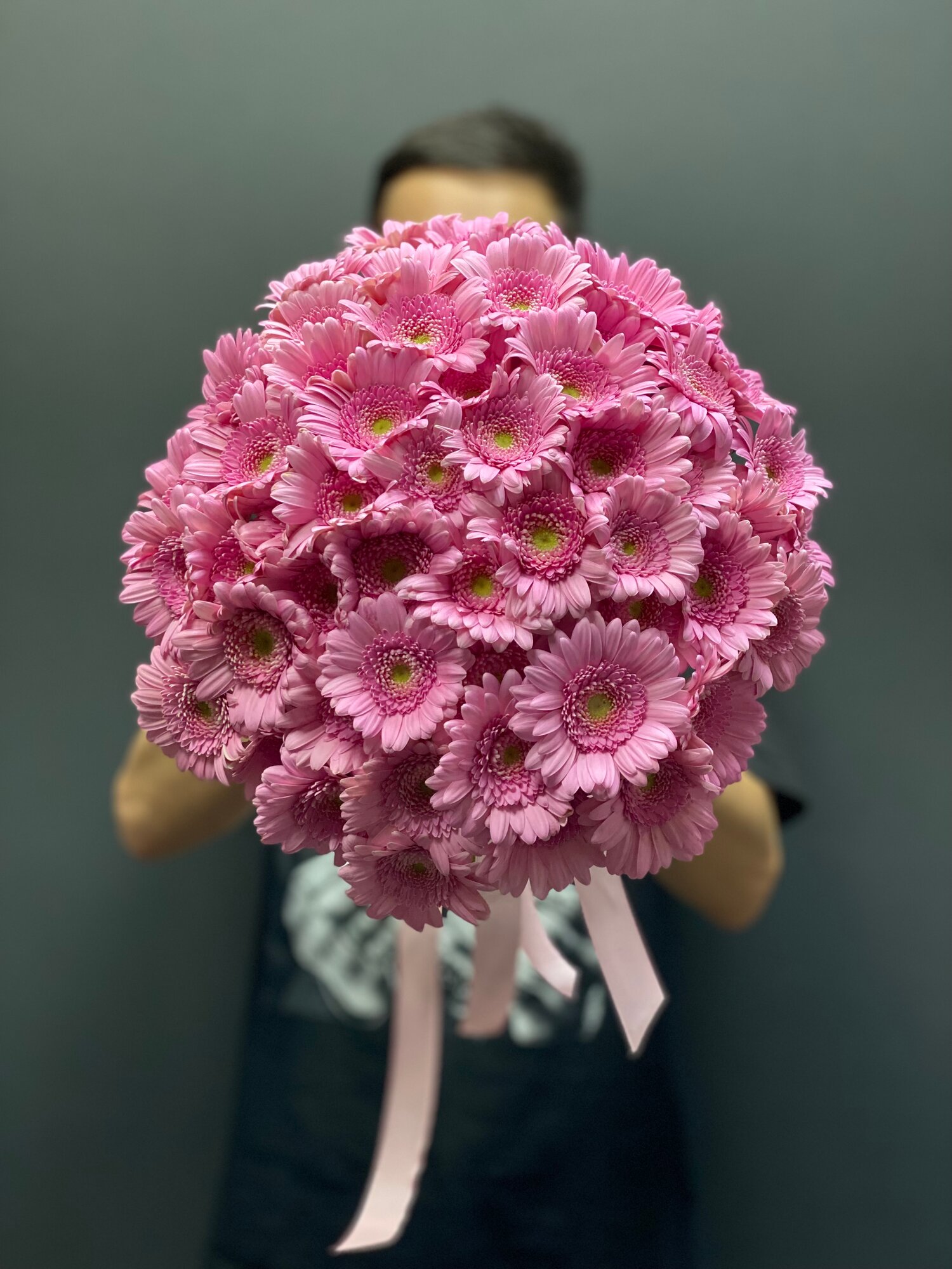 Букет живых красивых цветов N1flor из 55 гербер мини, 45 см. — фото 1