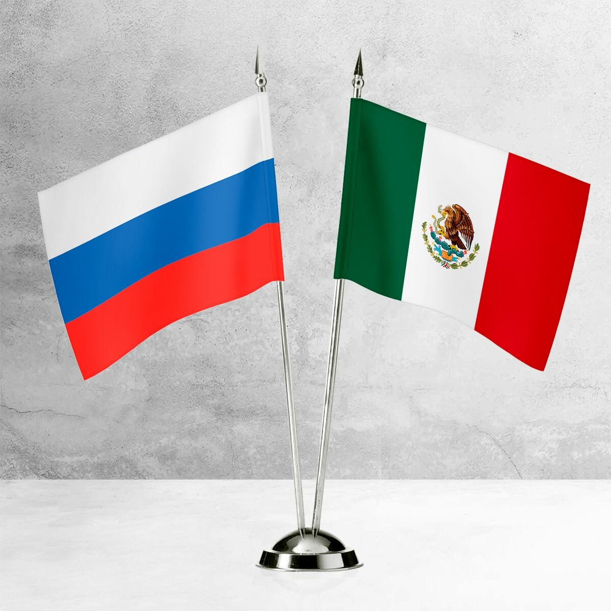 Настольные флаги России и Мексики на пластиковой подставке под серебро