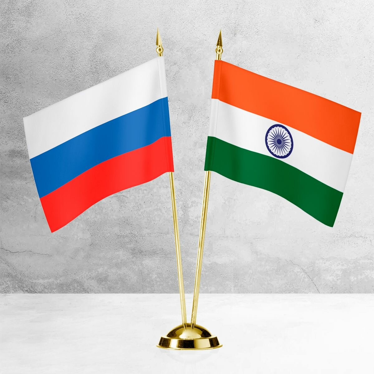 Настольные флаги России и Индии на пластиковой подставке под золото