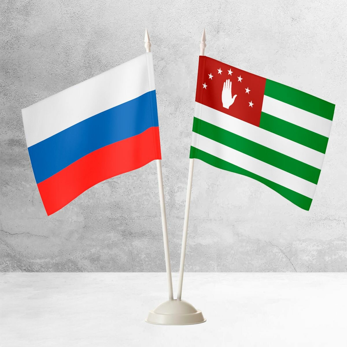 Настольные флаги России и Абхазии на пластиковой белой подставке