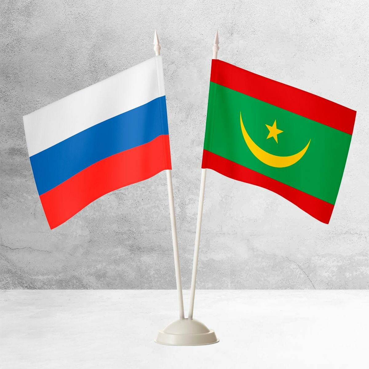Настольные флаги России и Мавритании на пластиковой белой подставке