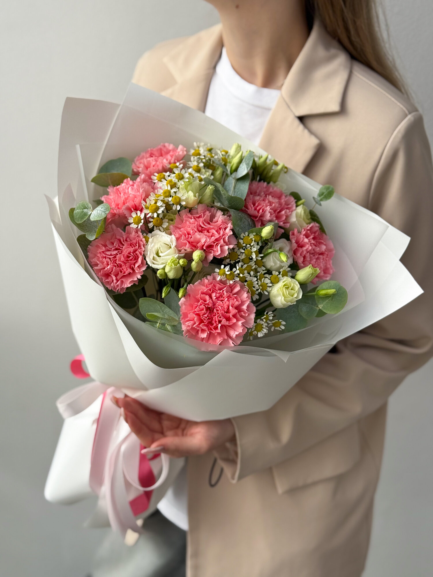 Букет "Клубничный щербет", ромашки, белая эустома , розовый диантус