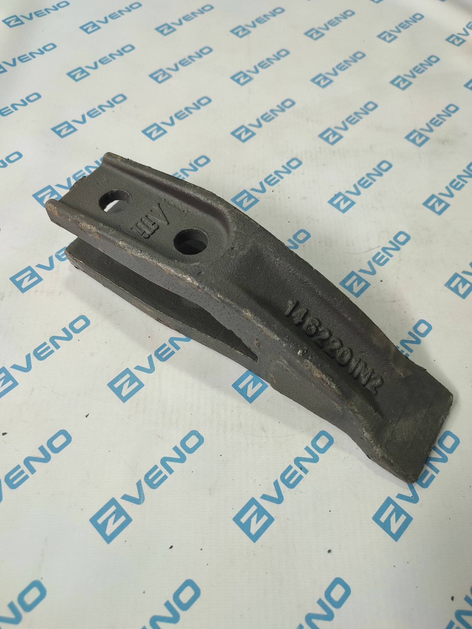 Зуб ковша экскаватора центральный (27мм) 1462201M2 Aili для экскаваторов-погрузчиков TEREX 820/840/860/880/970/980