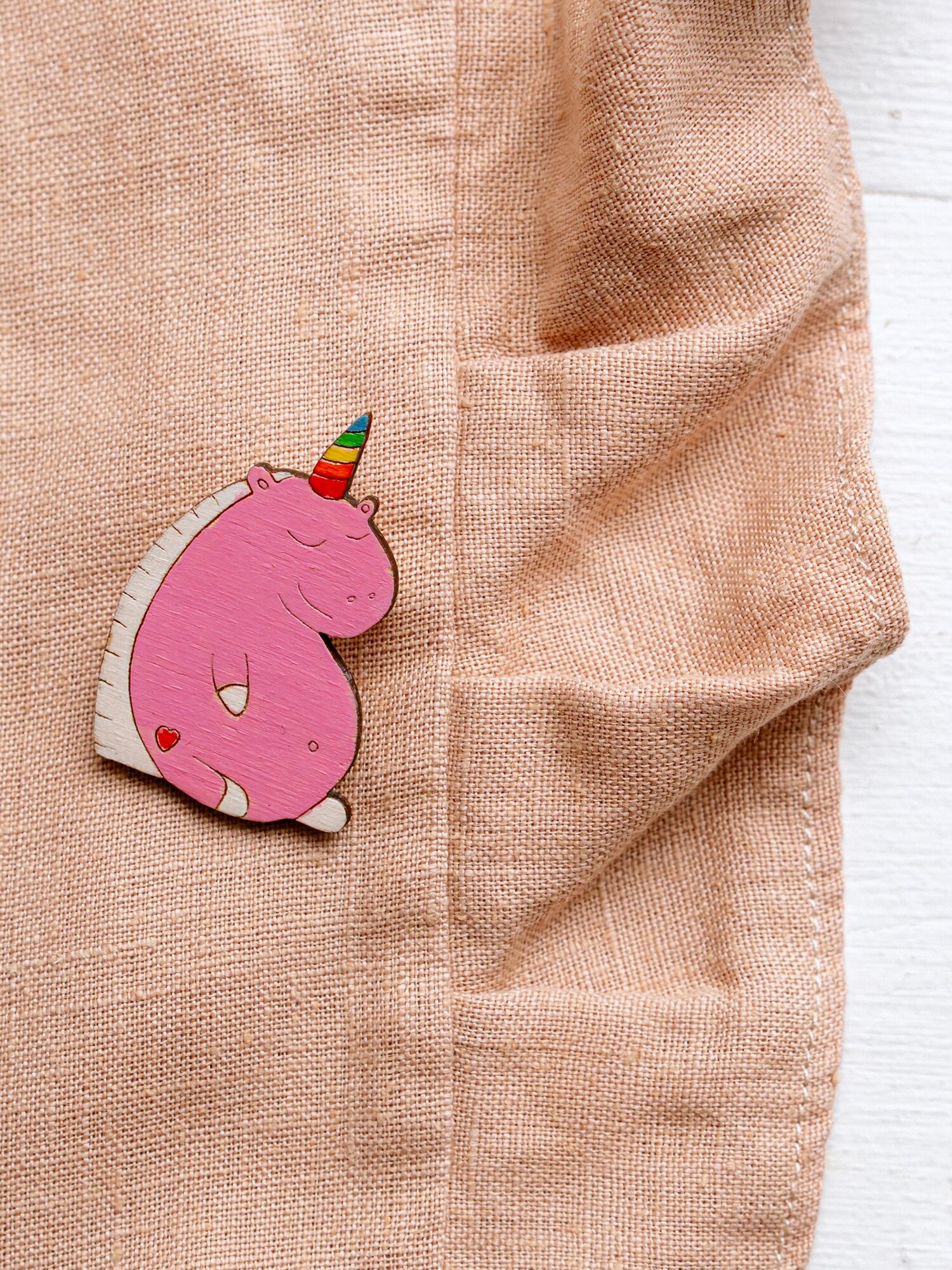 Значок ручной работы "Толстый единорог", благое дело, дерево, 5*5 см.