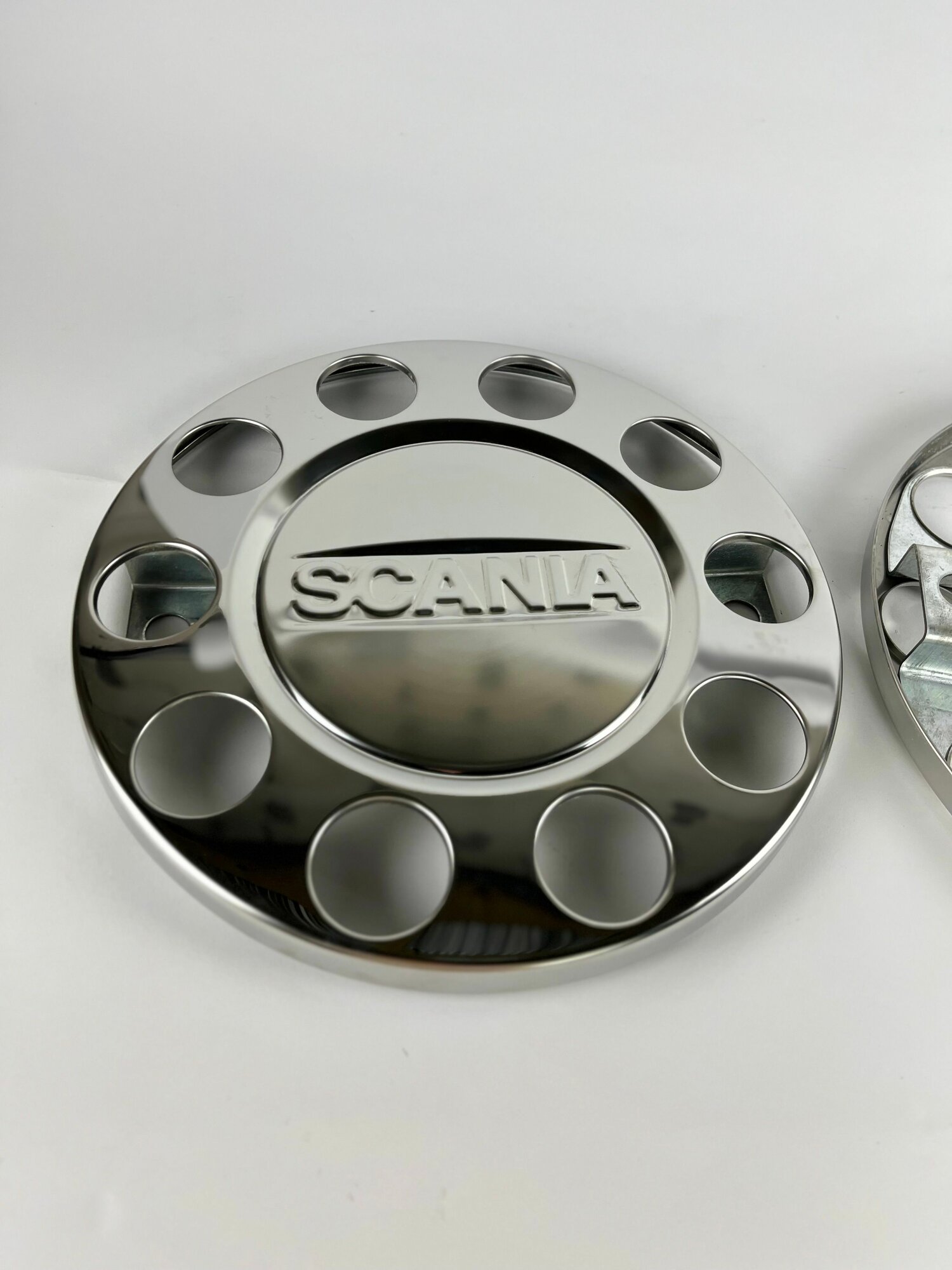 Хромированные колпаки на передние колёса 22,5 дюйма, из высококачественной нержавеющей стали (комплект 2 шт.) с эмблемой Scania