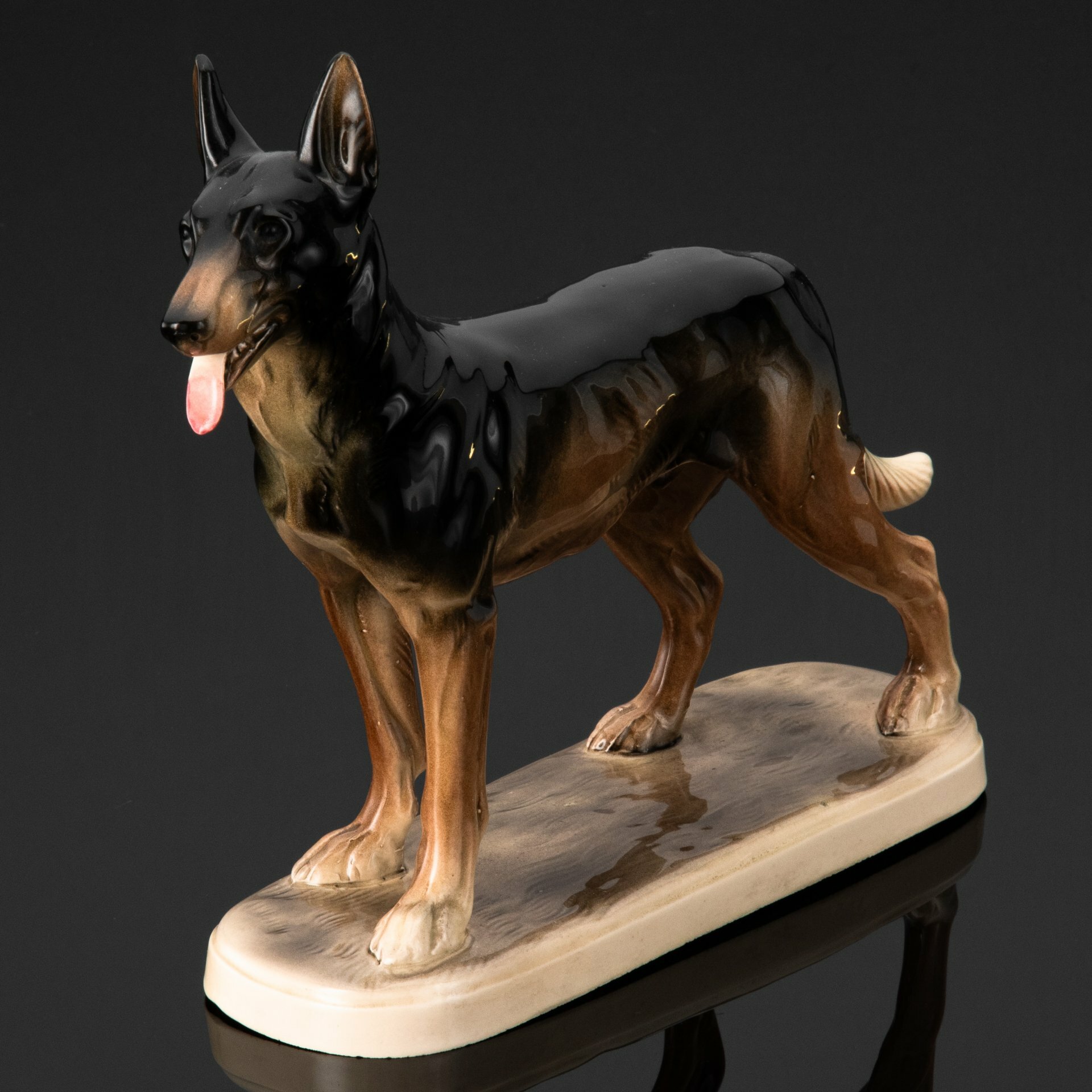 Статуэтка "Немецкая овчарка", фаянс, аэрография, Hertwig & Co, Германия, 1941-1958 гг.