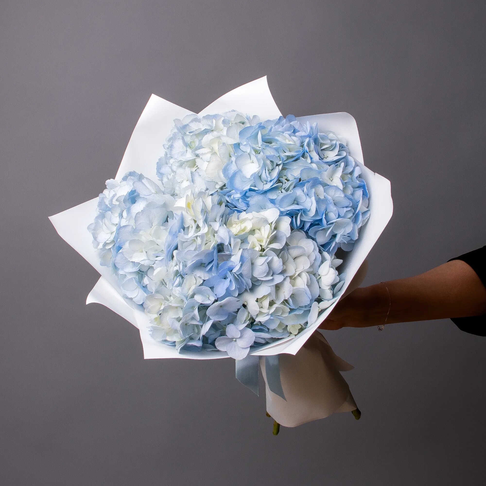 Букет Гортензия "Премиум Блю" 5 шт Высота 60 см в коробке и аквабоксе от "Простоцветы"