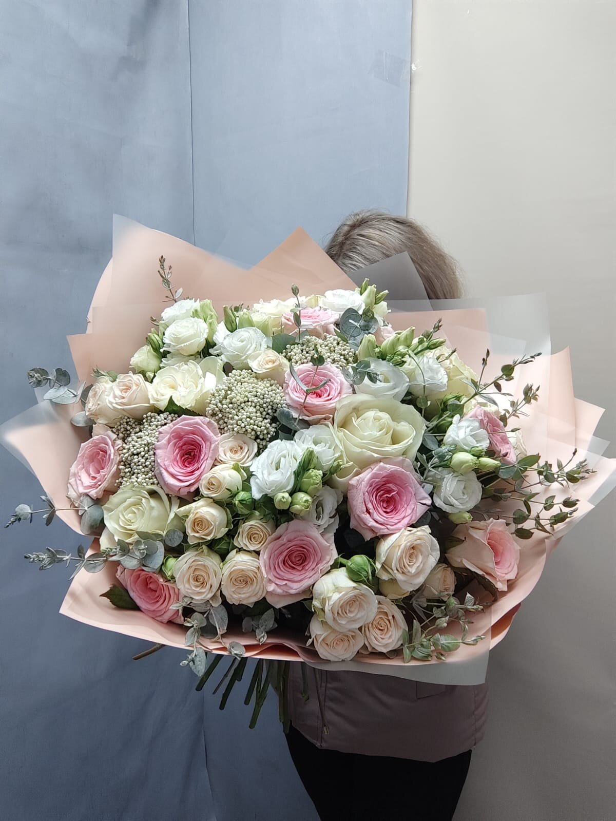 Букет из кустовой пионовидной розы, эвкалипта, роз, эустомы