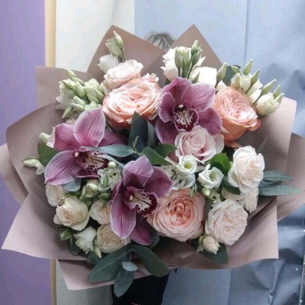 Букет из орхидеи, эвкалипта, розы, кустовой пионовидной розы, эустомы