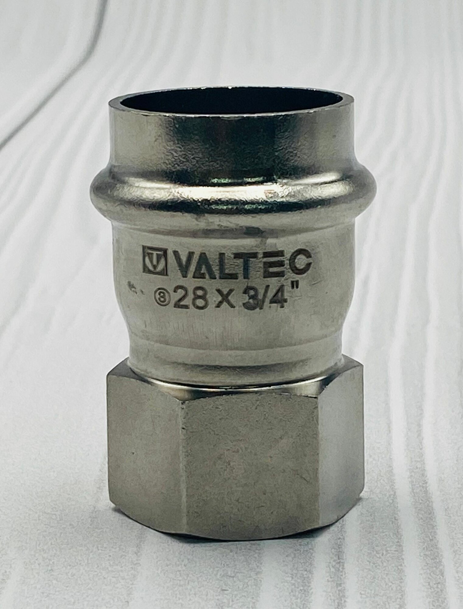 Соединитель VALTEC нержавейка 28 мм х 3/4 ВР(г) - 1 шт. нерж. сталь Внутренняя резьба/Пресс-фитинг из нержавеющей стали с переходом на внутреннюю резьбу